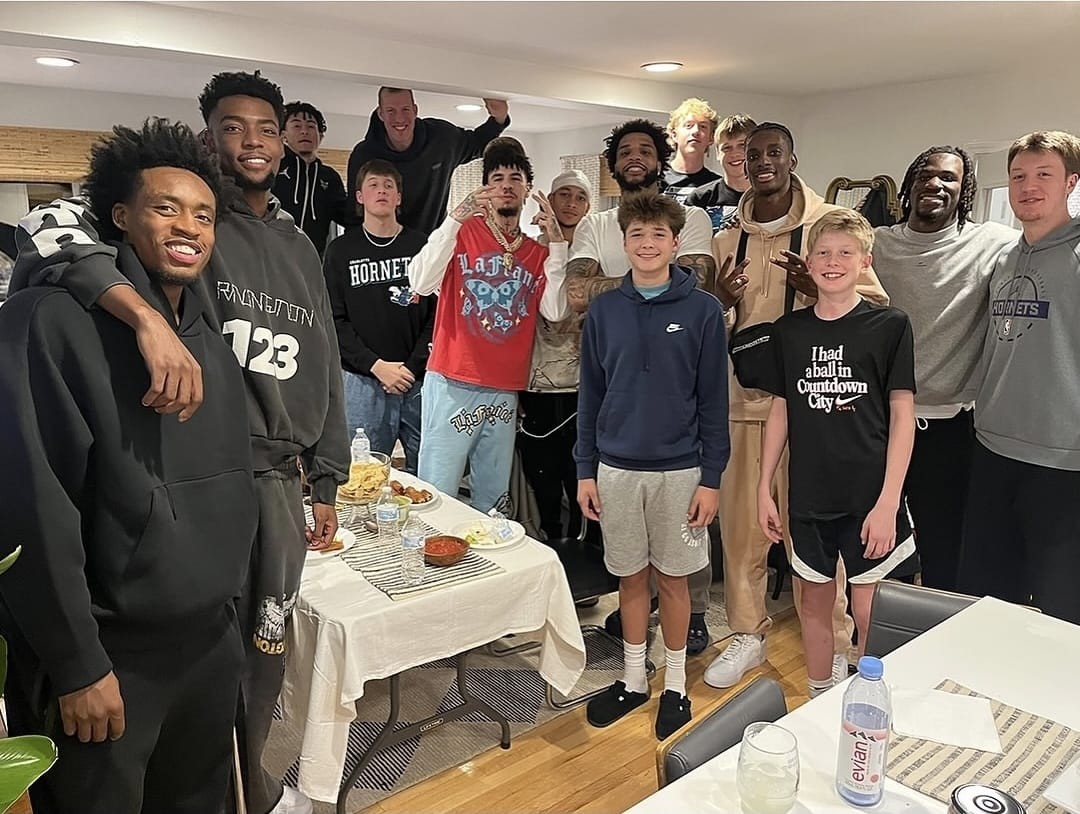 Calouro da NBA convida equipe inteira para jantar em casa | Ge