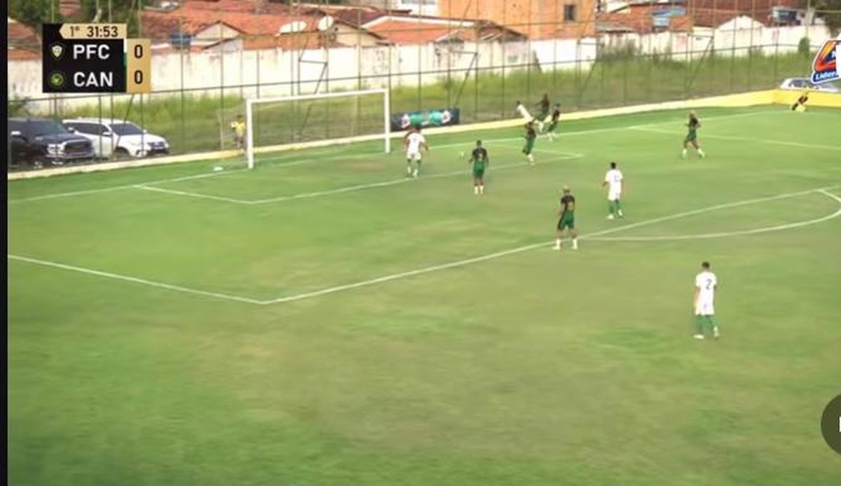 Inacreditável FC: atacante recebe bola sozinho na pequena área e fura ...