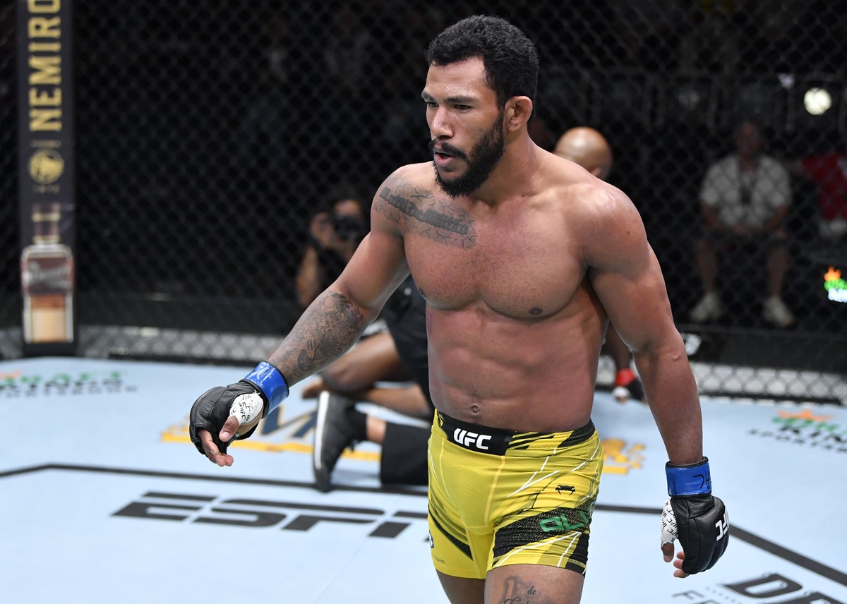 Após primeira vitória no UFC, Rafael Alves evita pedidos: "O cara que ...