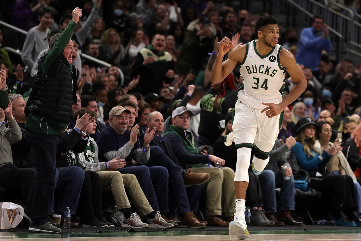 Antetokounmpo atinge marca histórica na NBA e se junta a Chamberlain e ...