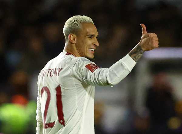 Antony volta a marcar após nove meses e busca nova fase no Manchester ...