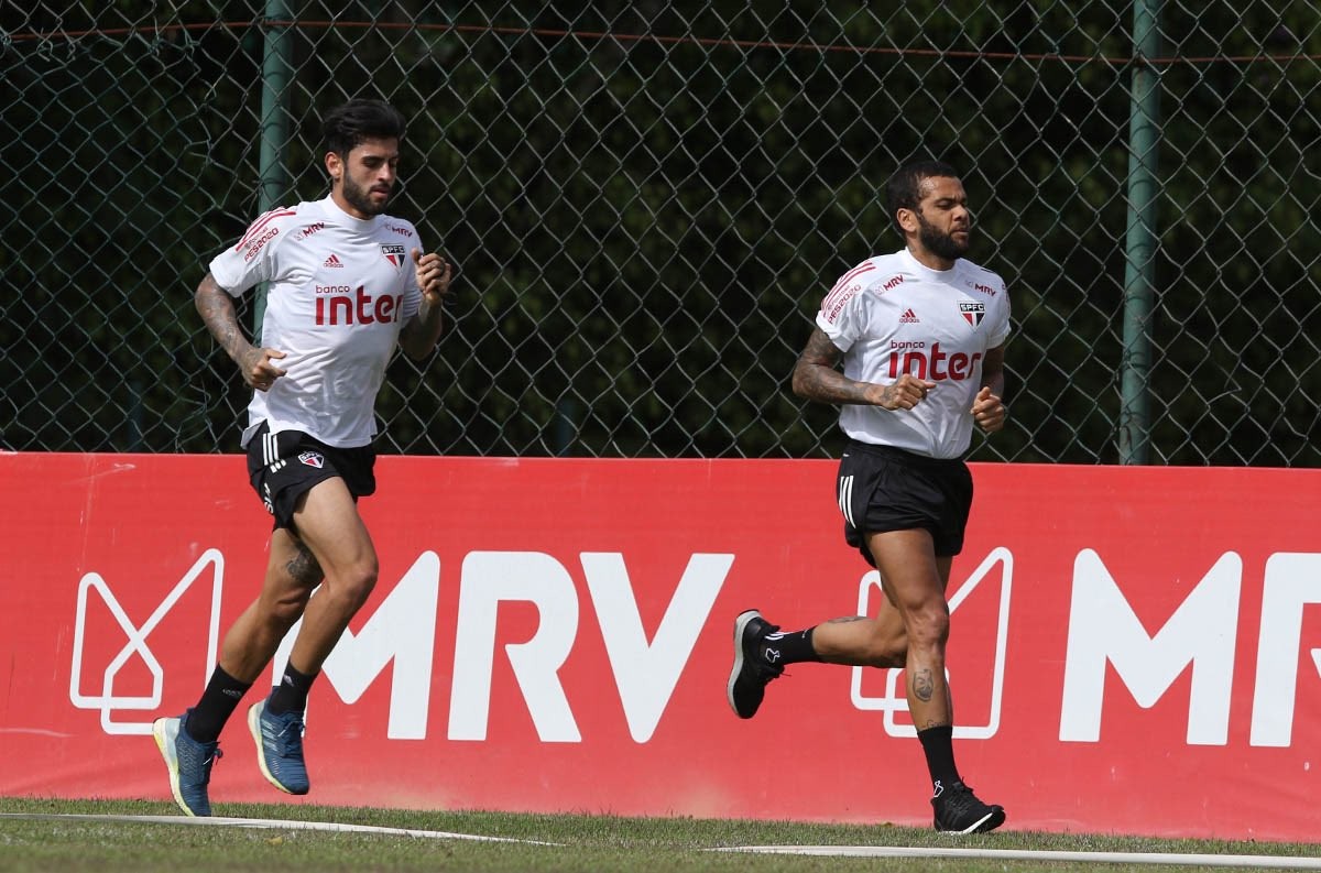 Em entrevista a Zico, Daniel Alves, do São Paulo, brinca sobre canetas ...