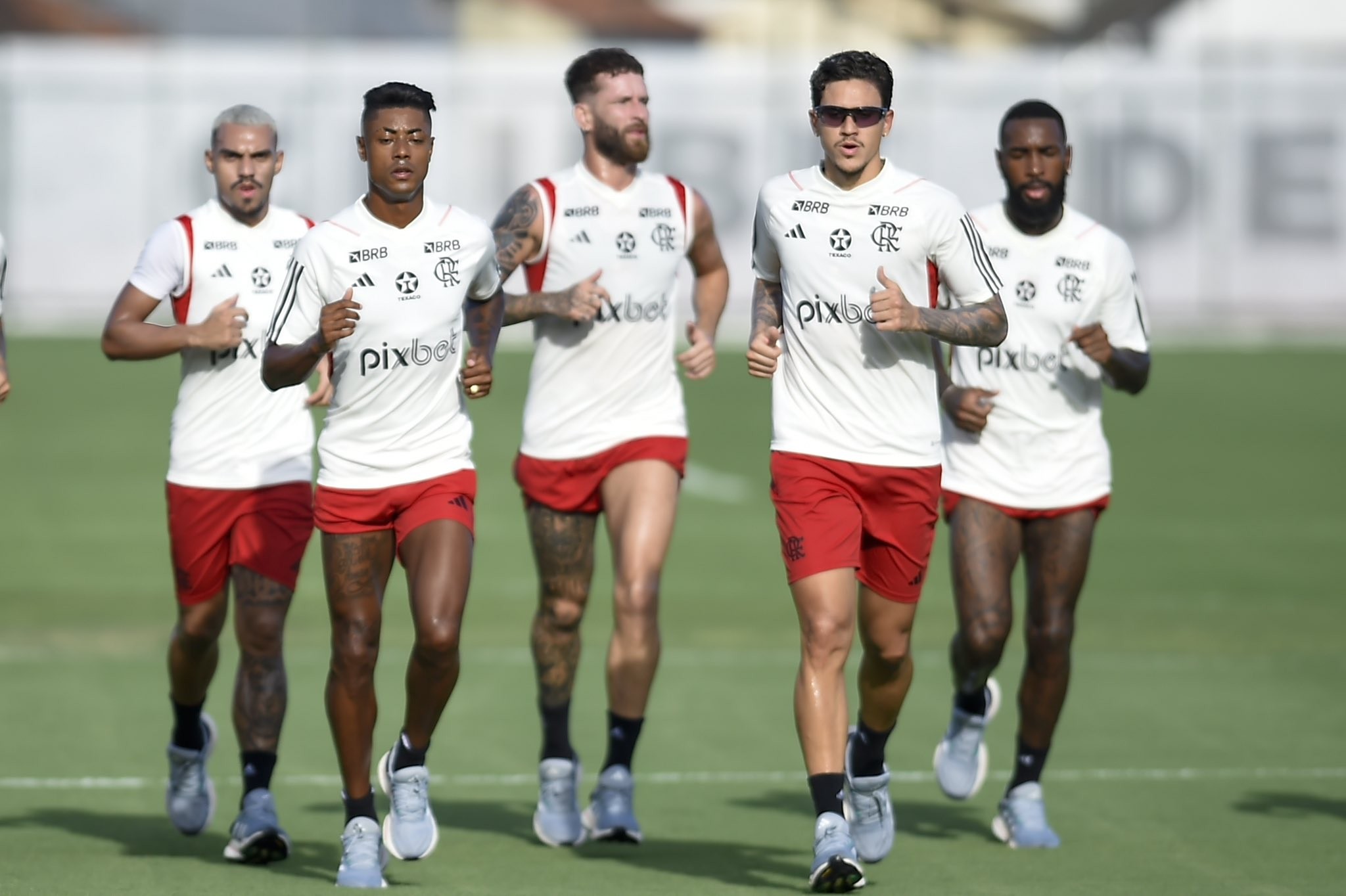 Após cirurgia nos olhos, Pedro, do Flamengo, treina com óculos escuros | Ge