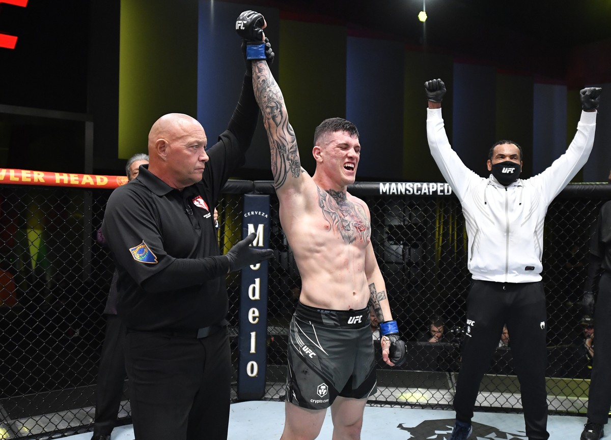 UFC: Wellington Turman é penalizado duas vezes, mas vence Sam Alvey no ...