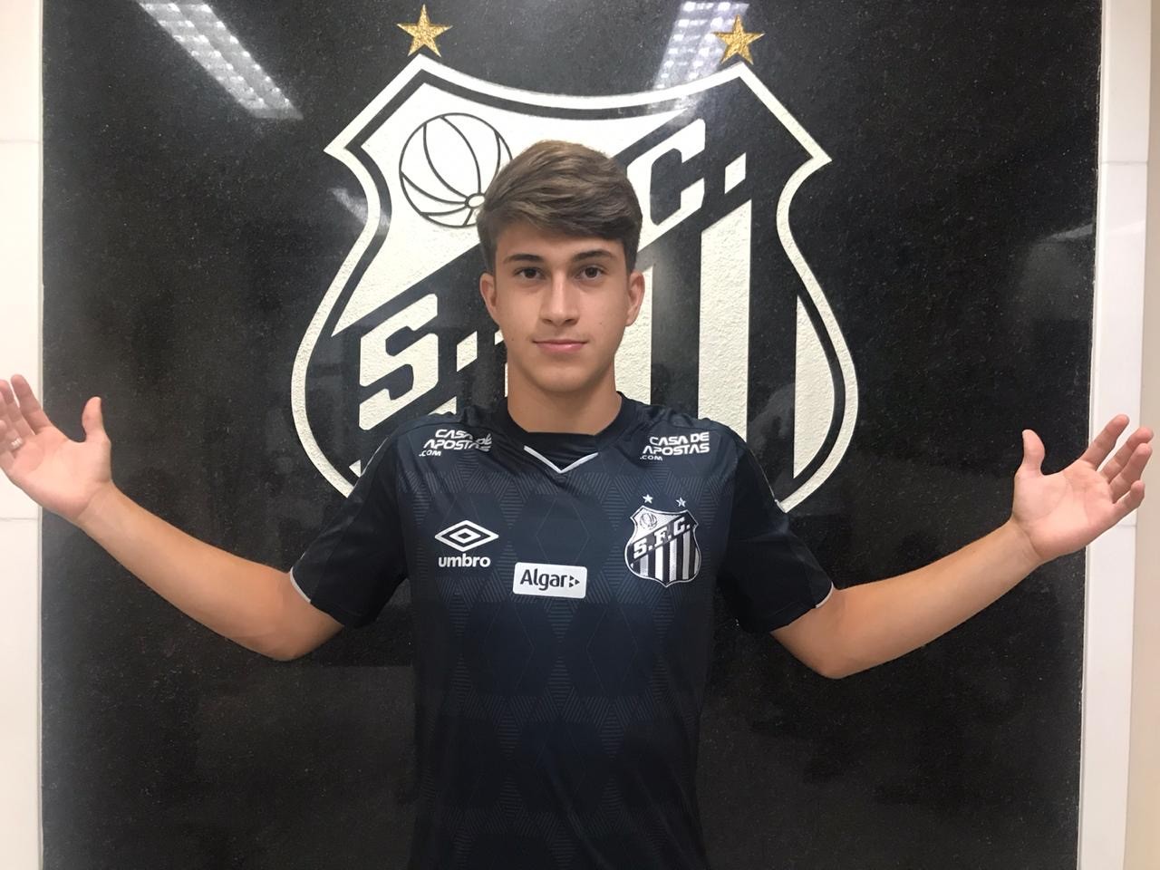 Santos renova contrato com atacante Gabriel Pirani, destaque da base ...