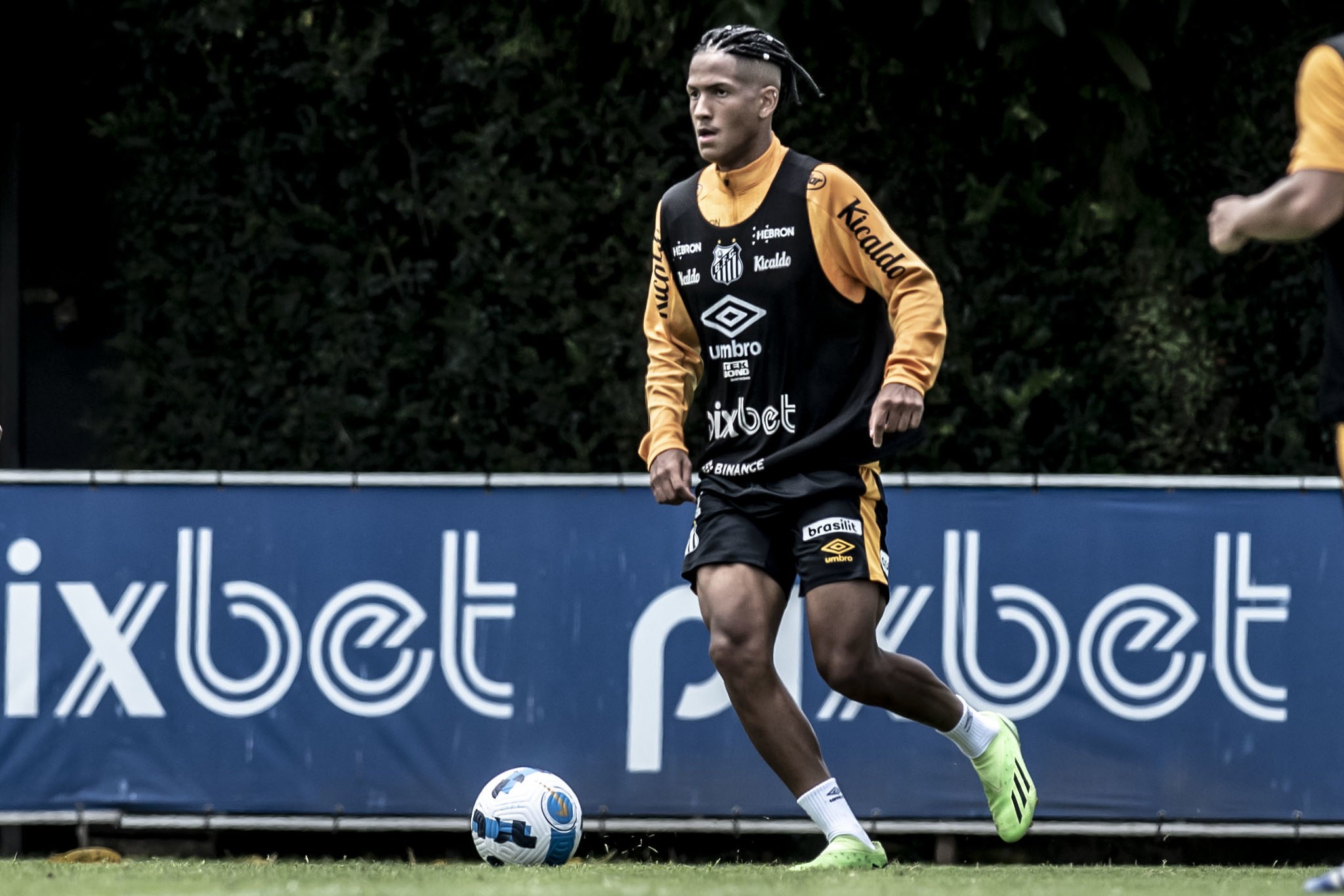 Ângelo aparece de visual novo na pré-temporada do Santos; veja fotos | Ge