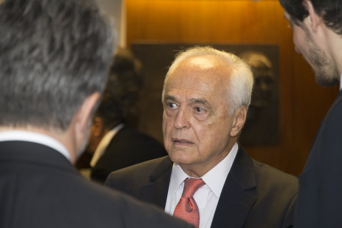 Leco vence Pimenta e é reeleito presidente do São Paulo até final de 2020