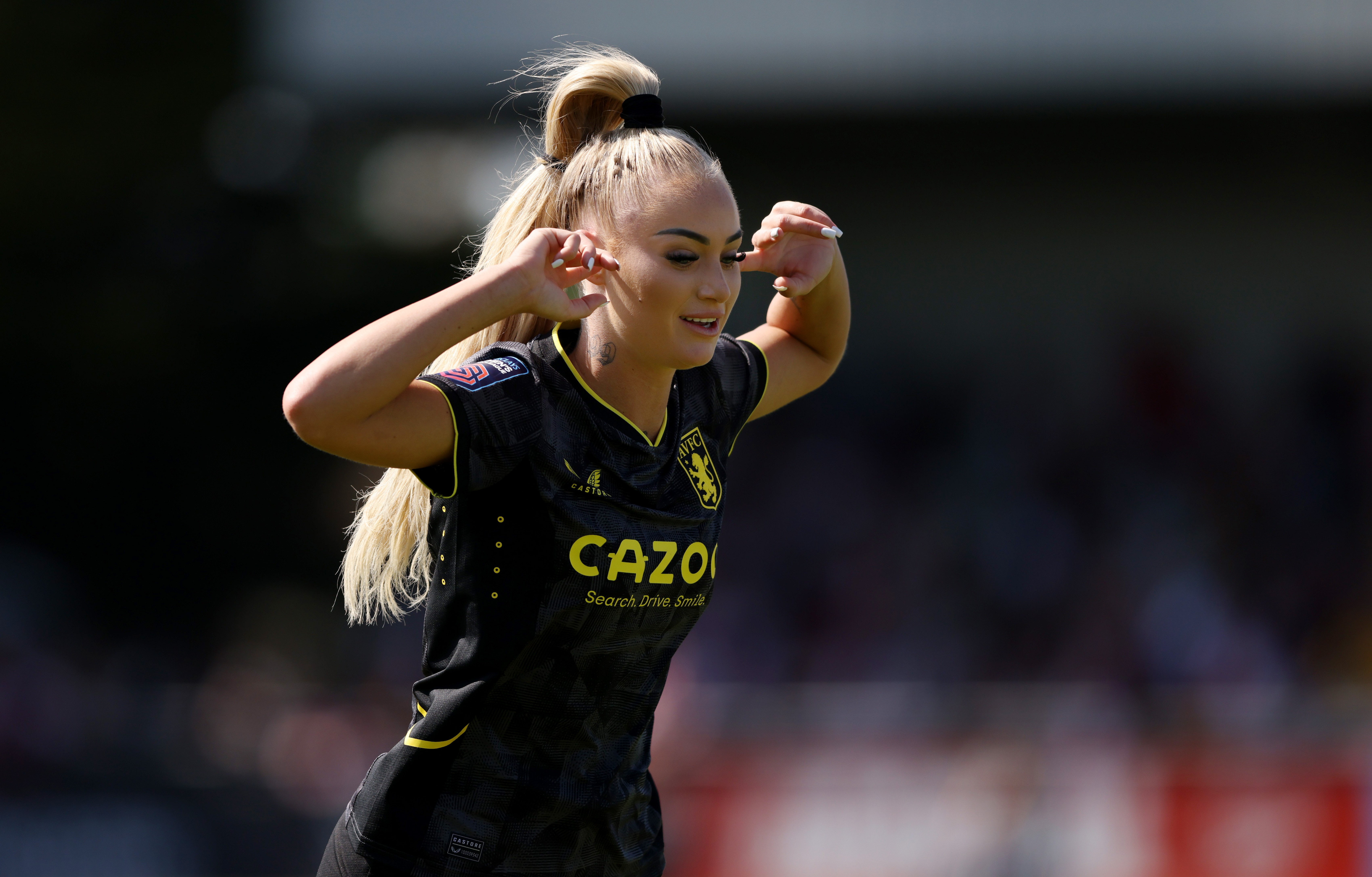 Alisha Lehmann comemora nascimento da sobrinha: "Mal posso esperar para ...