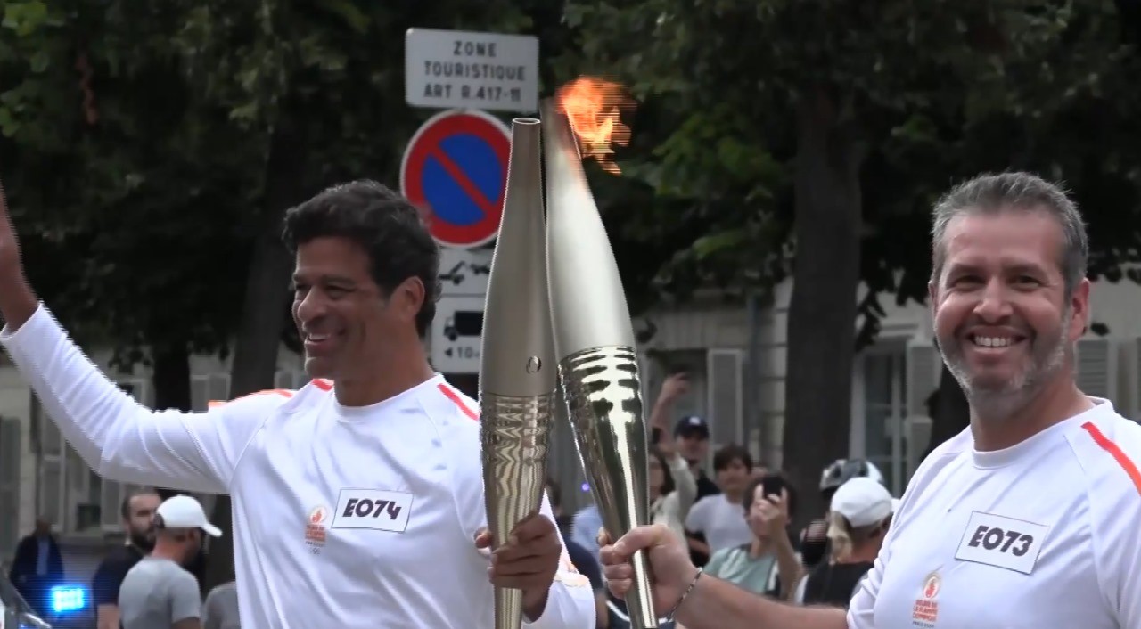 Raí conduz tocha olímpica a três dias da abertura dos Jogos de Paris ...