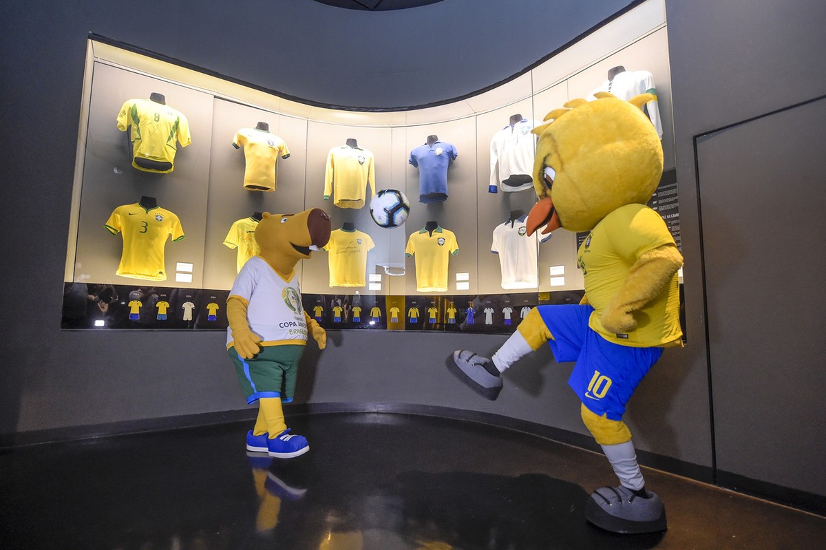 Ao lado do Canarinho, mascote da Copa América visita museu da seleção ...