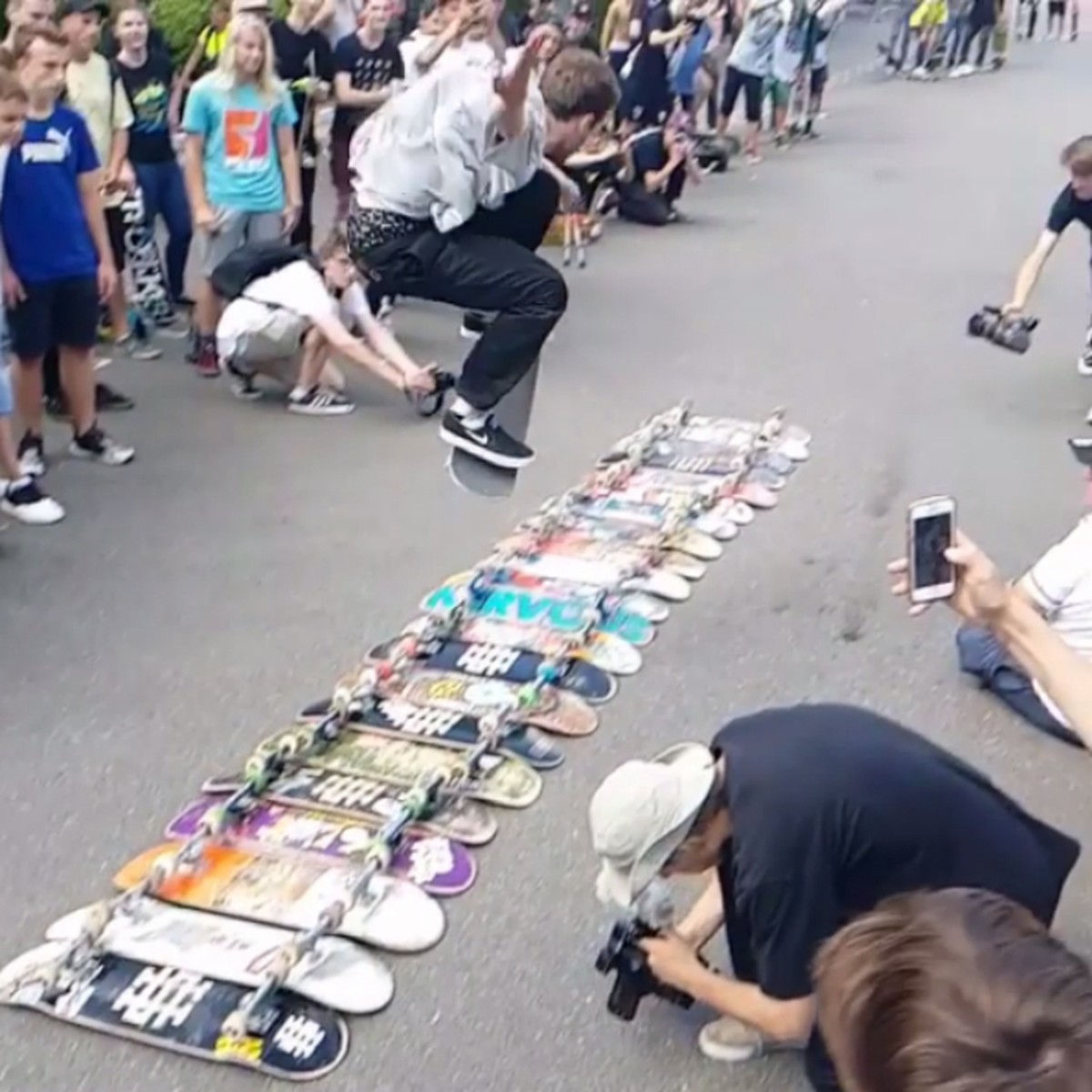 Especialista em ollies incríveis, skatista polonês salta 22 skates em ...