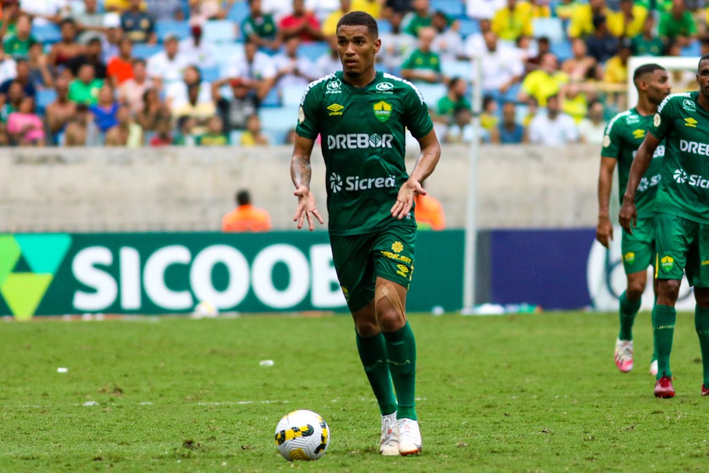 Cuiabá exerce opção de compra do volante Denilson, que assina até fim ...