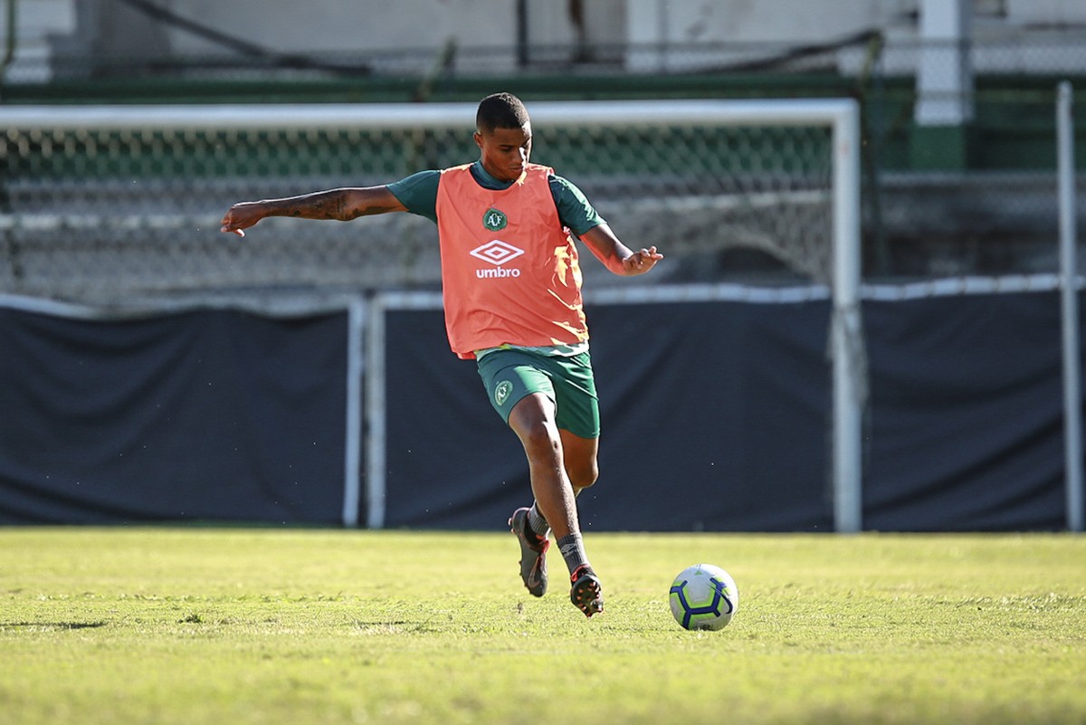 Louzer tem problemas na defesa, e Chapecoense tenta a liberação de ...