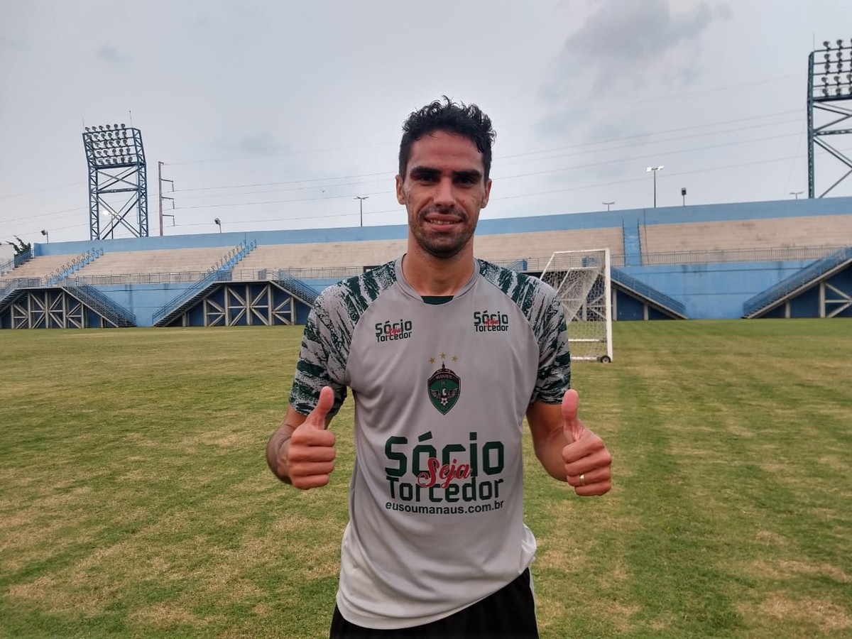 Após um mês só de fisioterapia, Gilson Alves volta a treinar com bola e ...