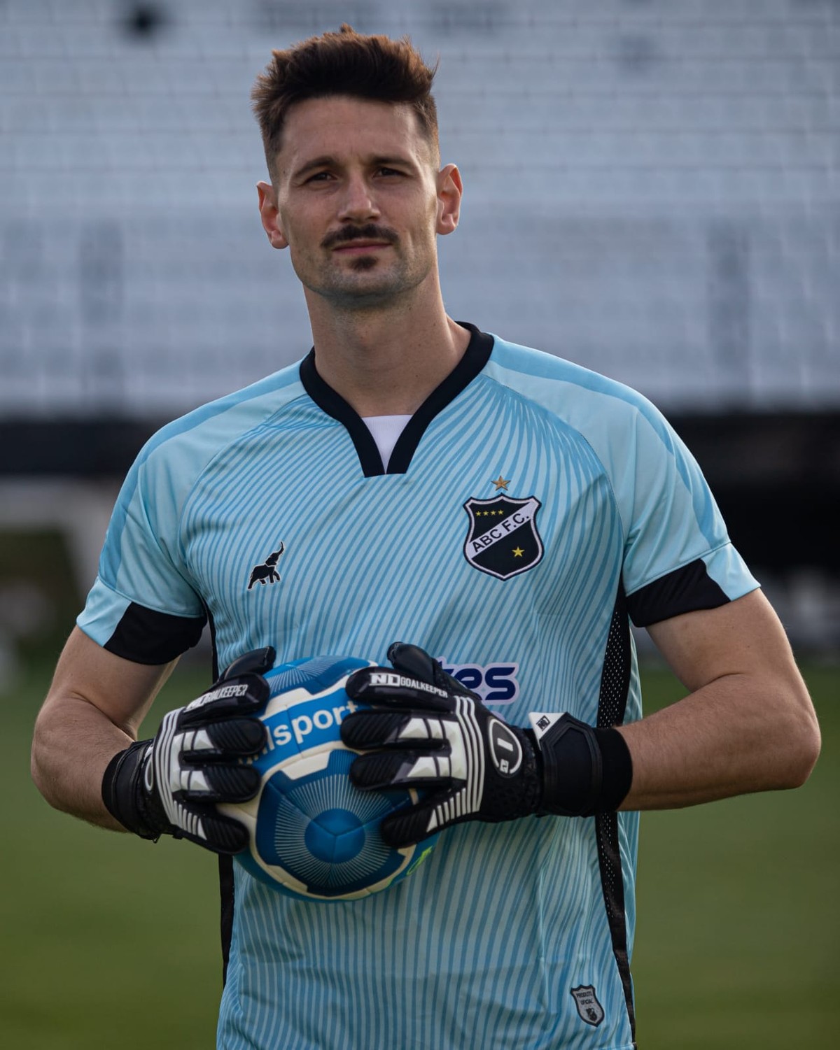 ABC oficializa goleiro Michael Fracaro e volante do Goiás | abc | ge