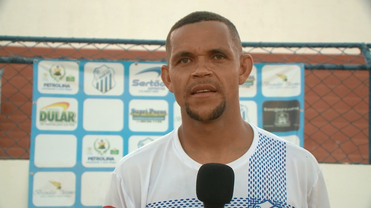 Zagueiro, capitão e técnico: jogador escala time em partida da segunda ...