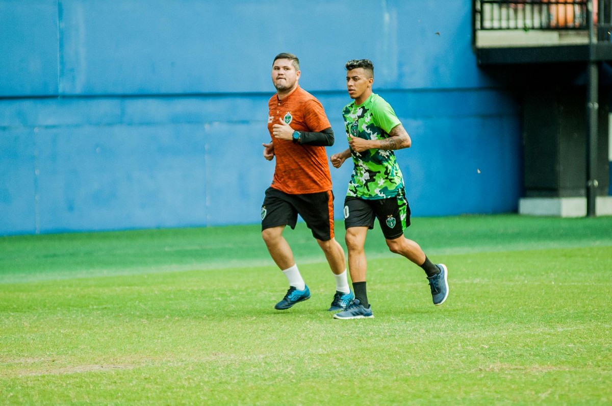 Meia Thiago Brito volta a treinar 42 dias após perder esposa em ...