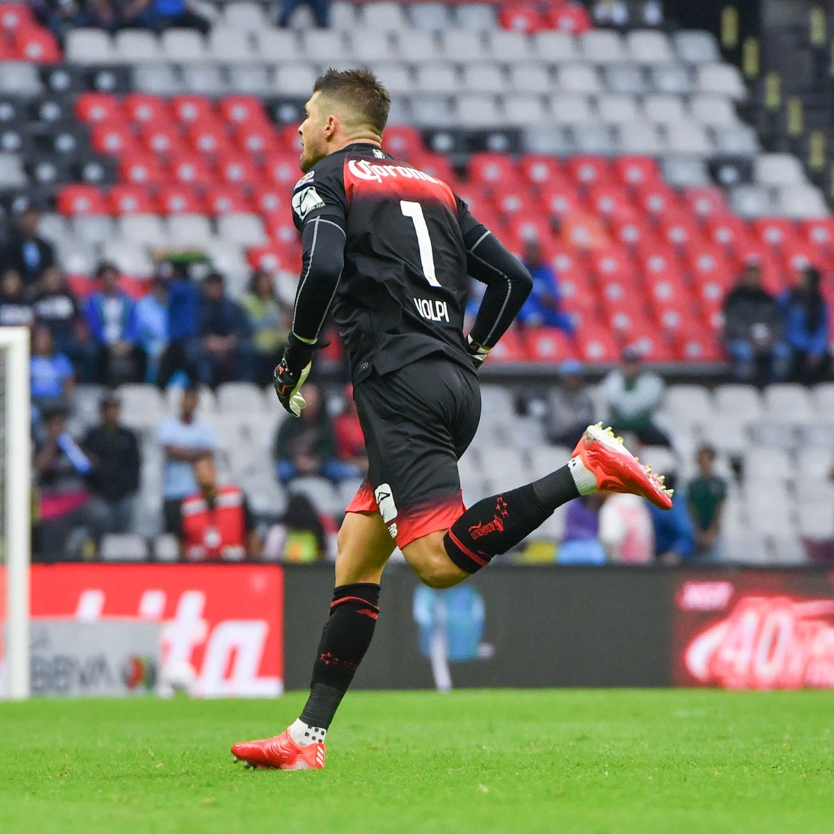 Goleiro Tiago Volpi, ex-São Paulo, marca novamente em vitória do Toluca ...
