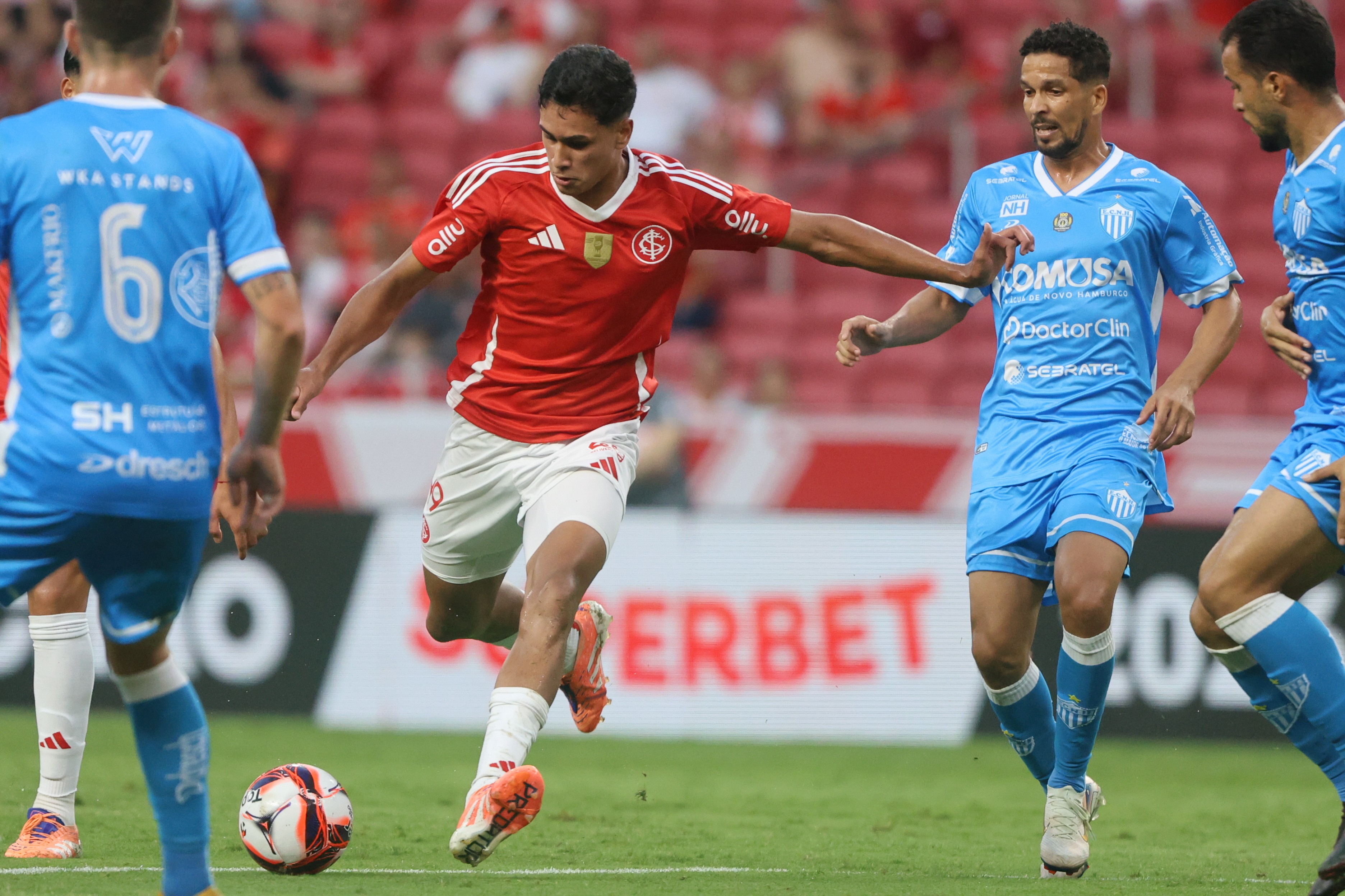Bezerra estreia e vira o mais jovem a atuar pelo Inter no Século 21 | Ge