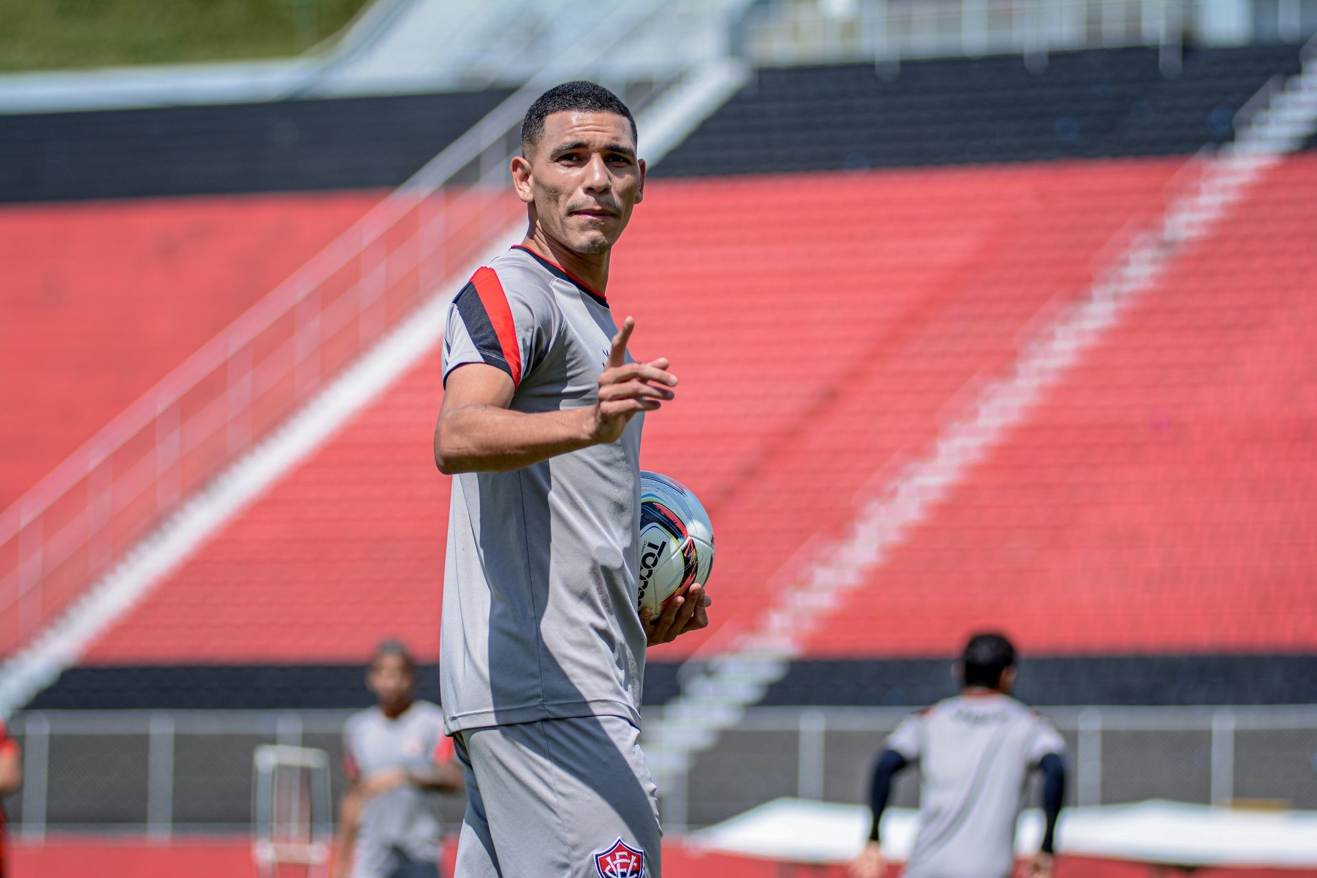 Léo Gomes garante elenco do Vitória fechado com Fábio Mota: "A gente torce pela permanência" | Ge