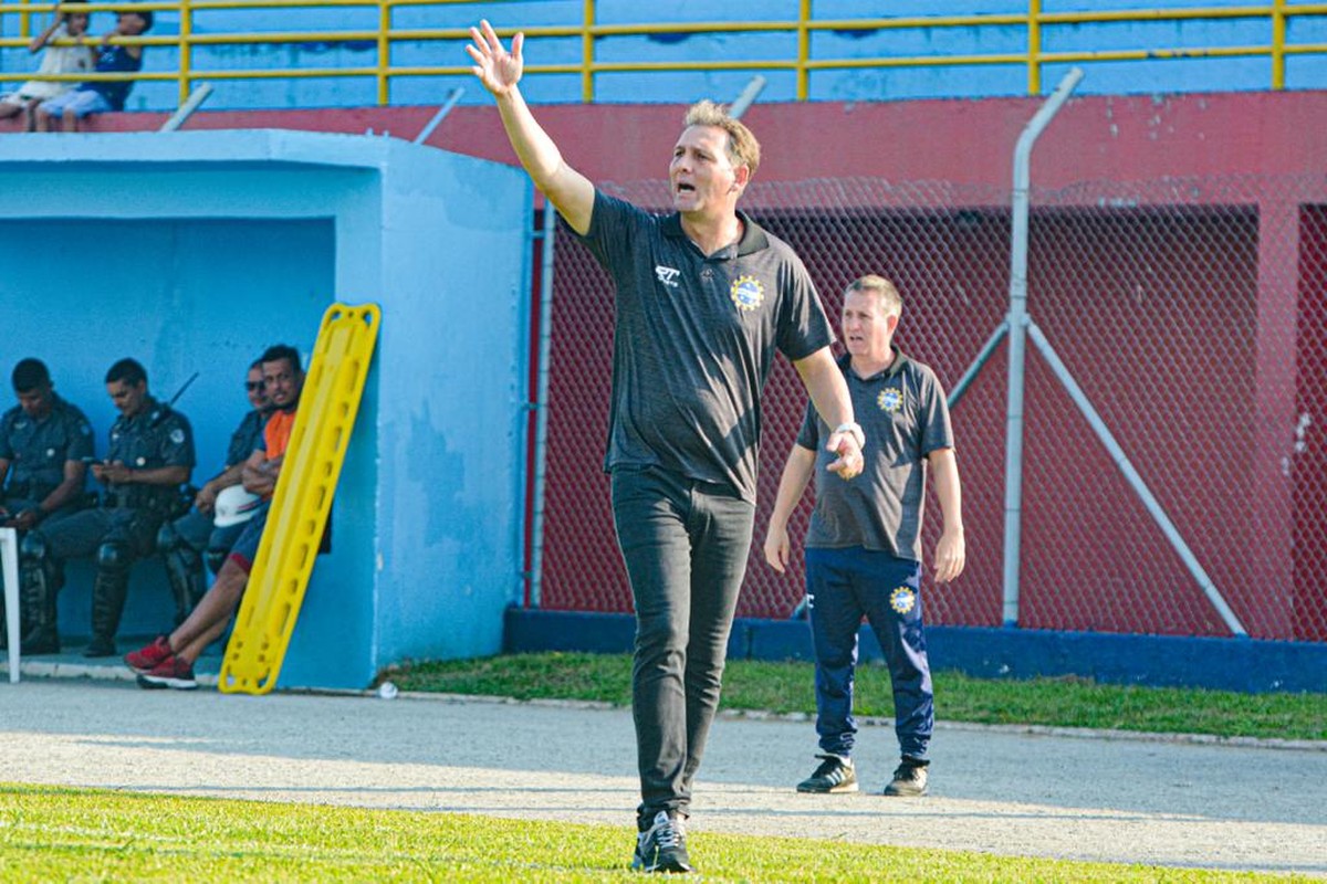 Com o São José embalado, Ricardo Costa elogia meia Pedro Favela em ...