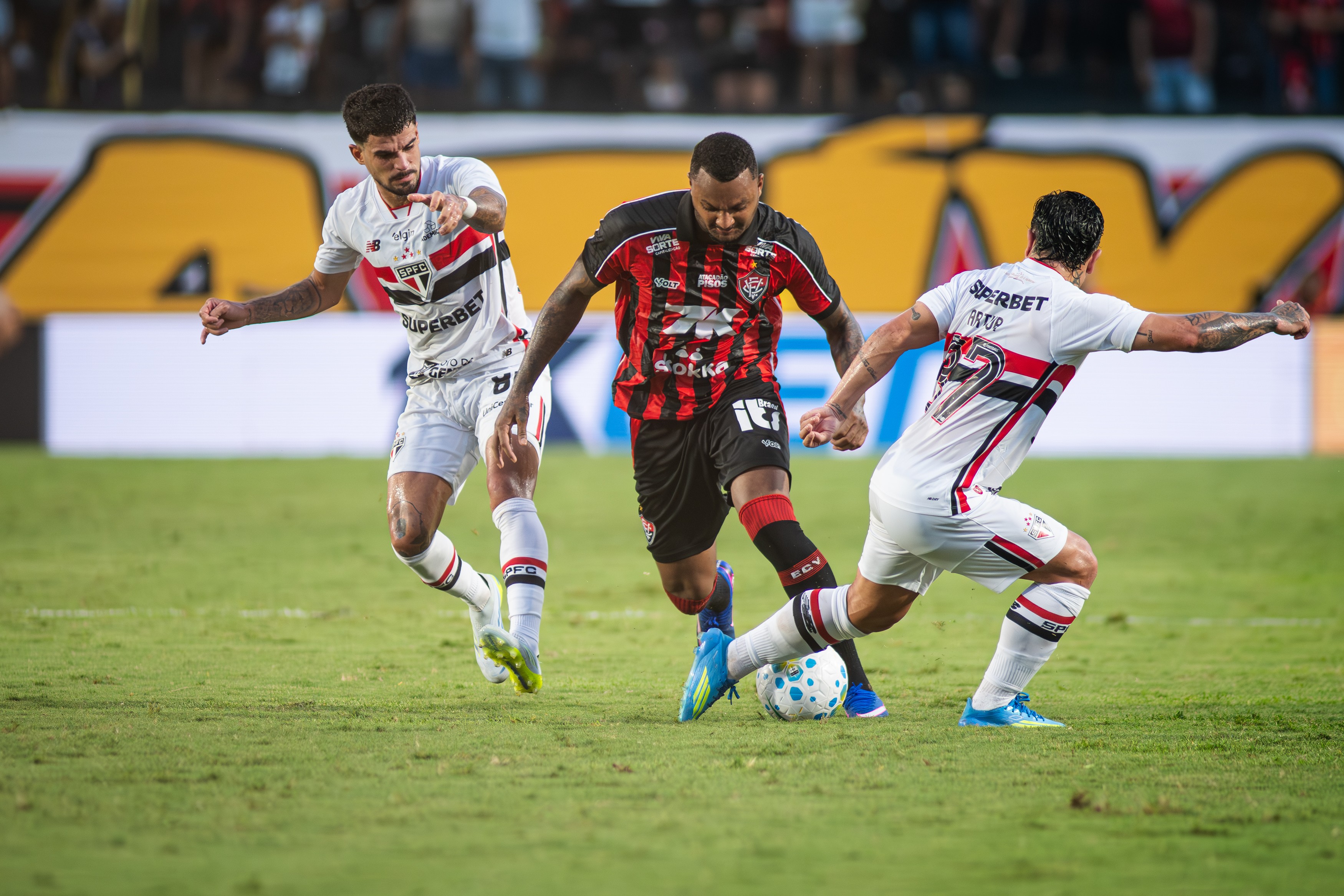 Vitória tenta acordo para escalar jogadores do Bragantino; veja multas | Ge