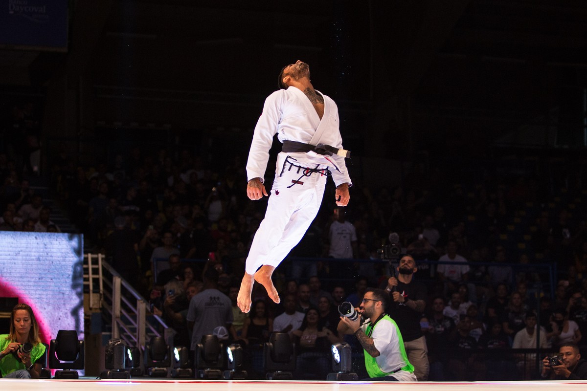 Um ano após sua morte, Leandro Lo recebe homenagem em música | combate | ge