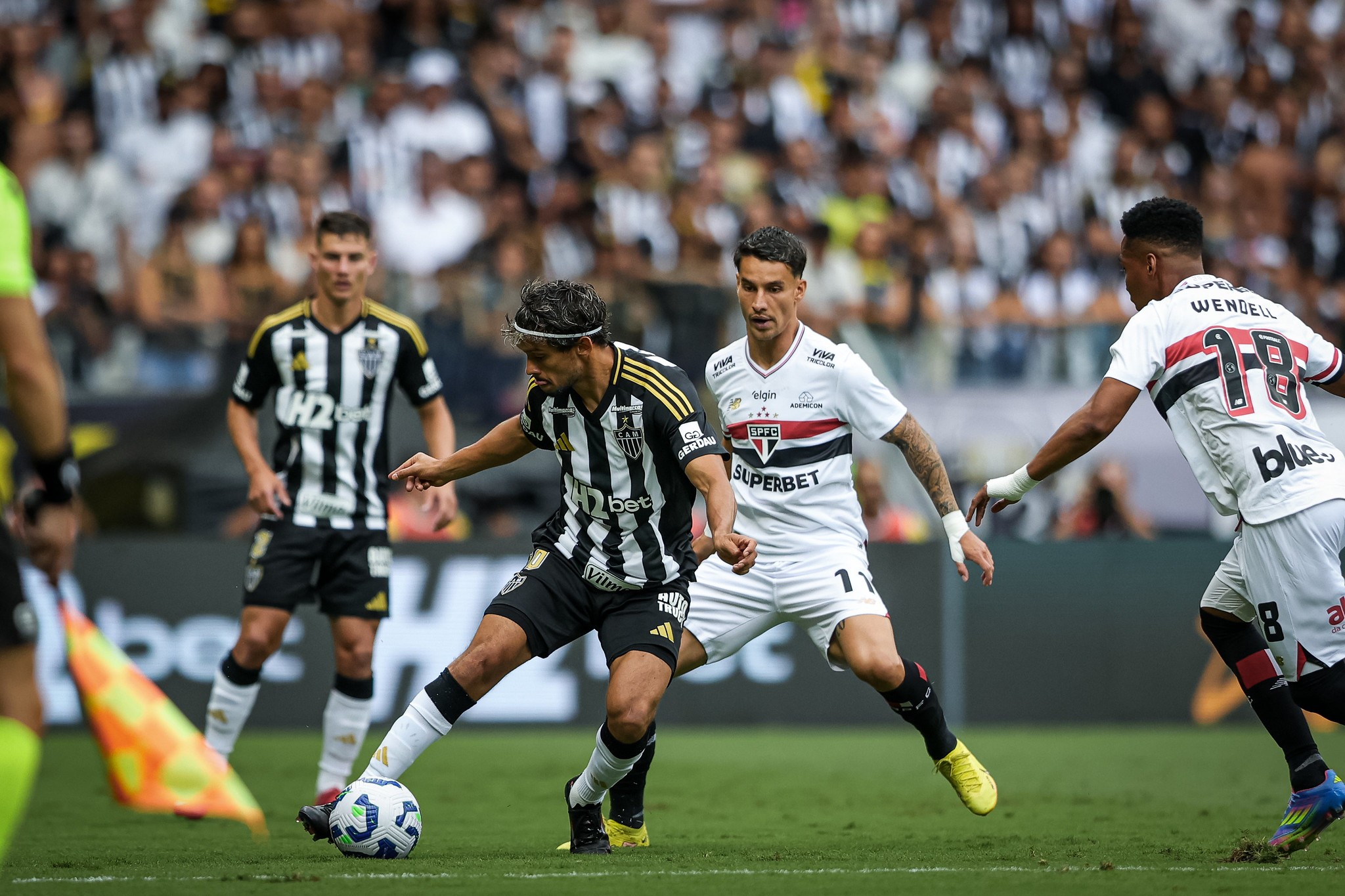 Análise: Atlético-MG faz 1º tempo nulo, melhora com trocas, mas segue ...