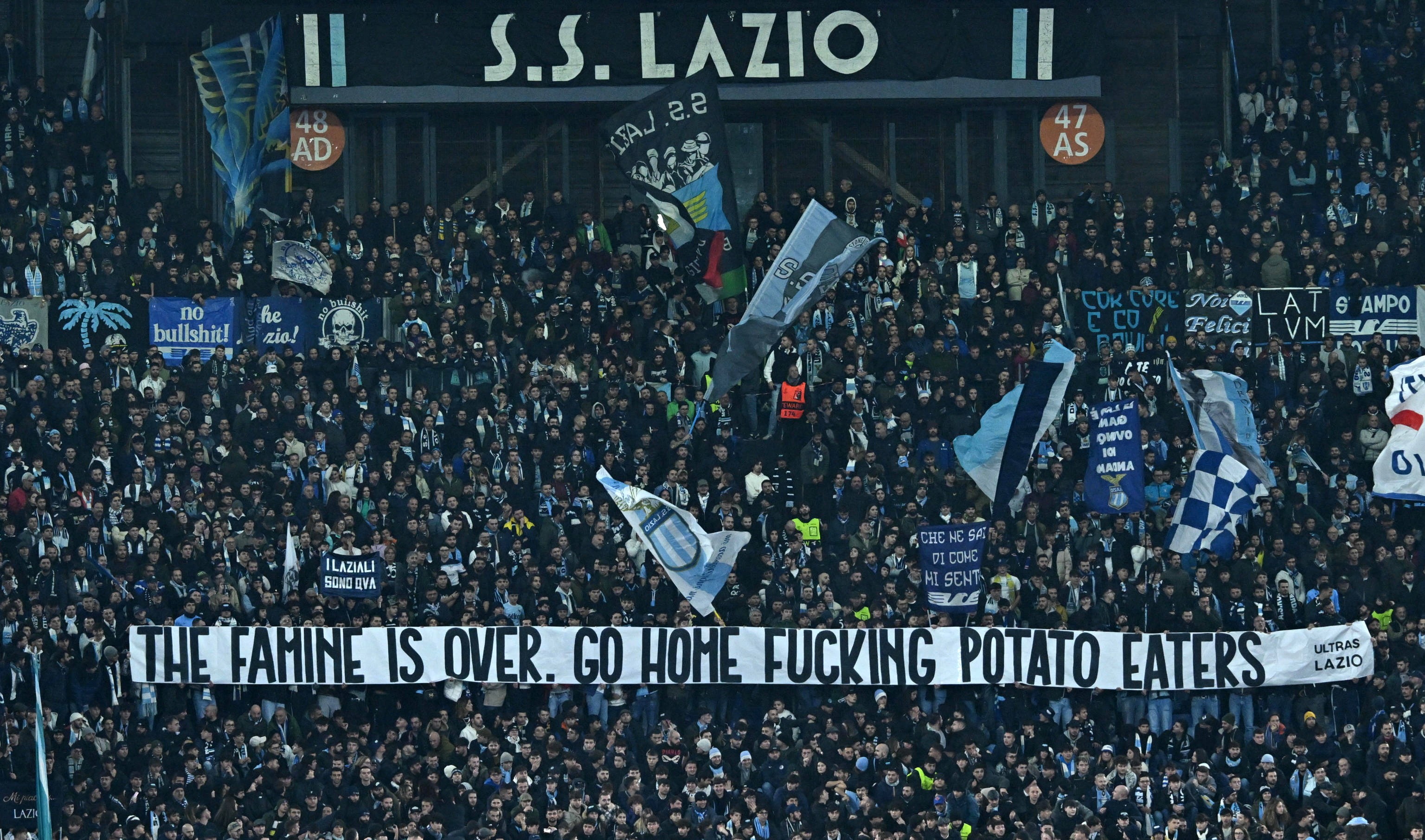 Torcida da Lazio faz faixa preconceituosa contra o Celtic: "Comedores de batata" | liga dos ...