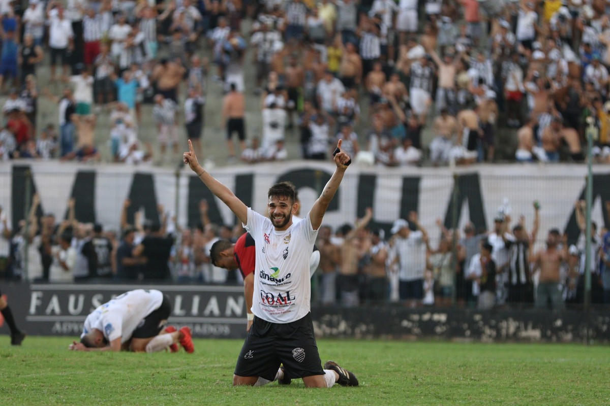 Comercial anuncia retorno de Lineker e contratação de lateral-direito ...