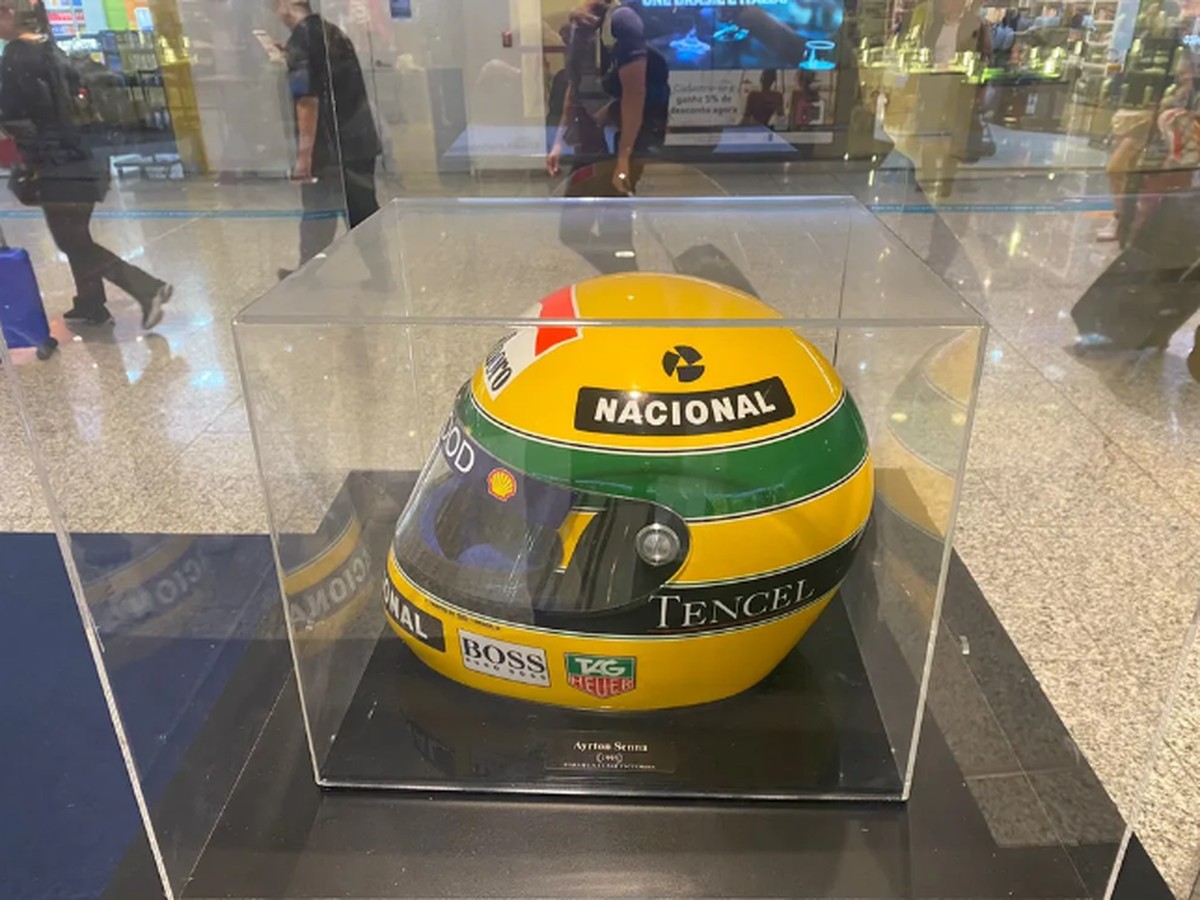 Exposição sobre F1 em Viracopos reúne capacete de Ayrton Senna e trófeu ...