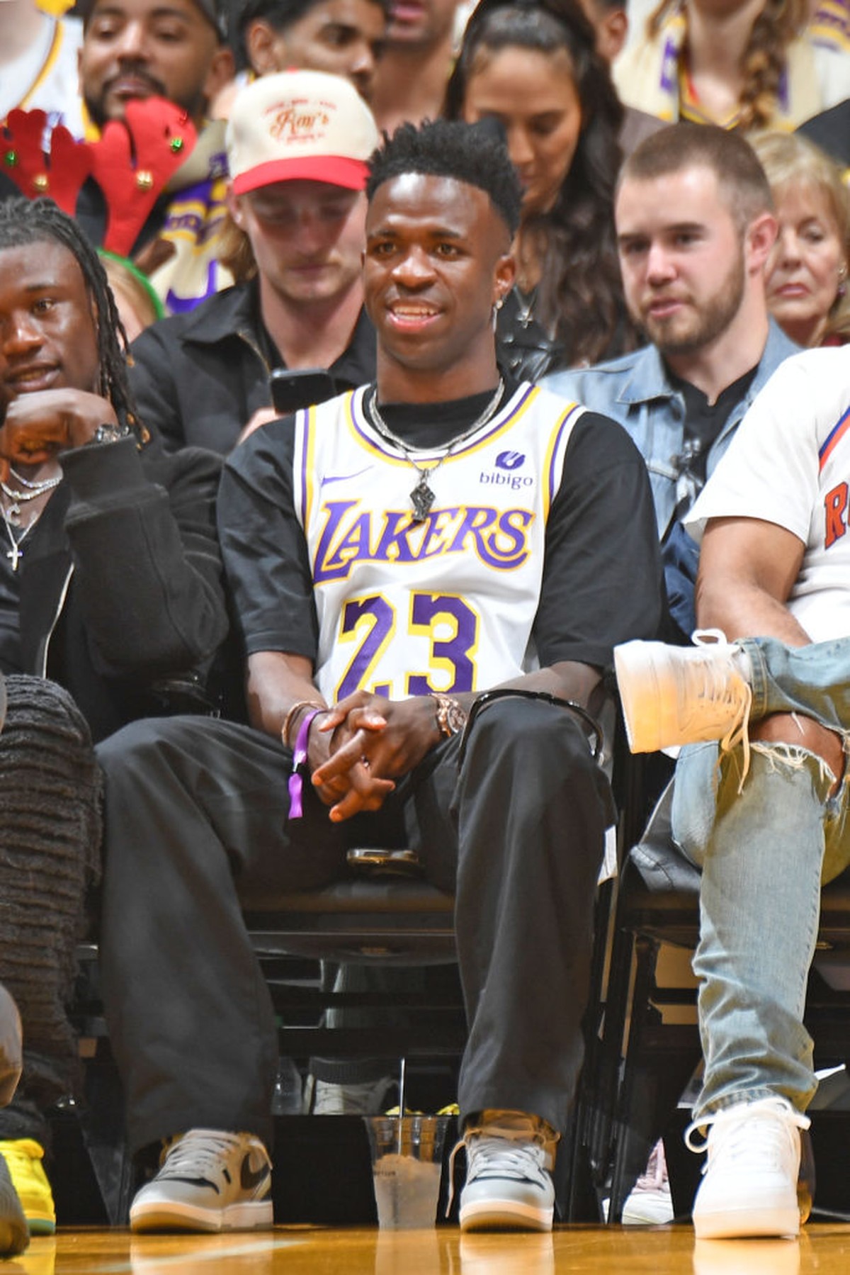 Vini Jr ganha camisa do Lakers com seu nome em clássico contra Celtics ...