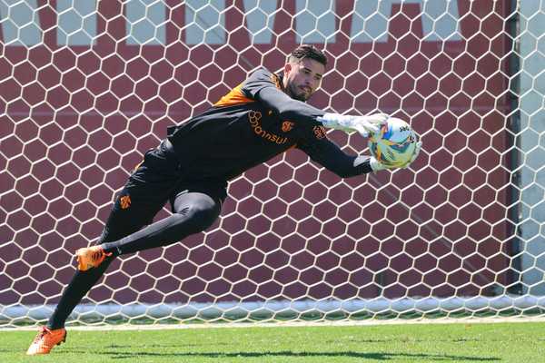 Ausência de Rochet abre brecha para Ivan abrir temporada como titular ...