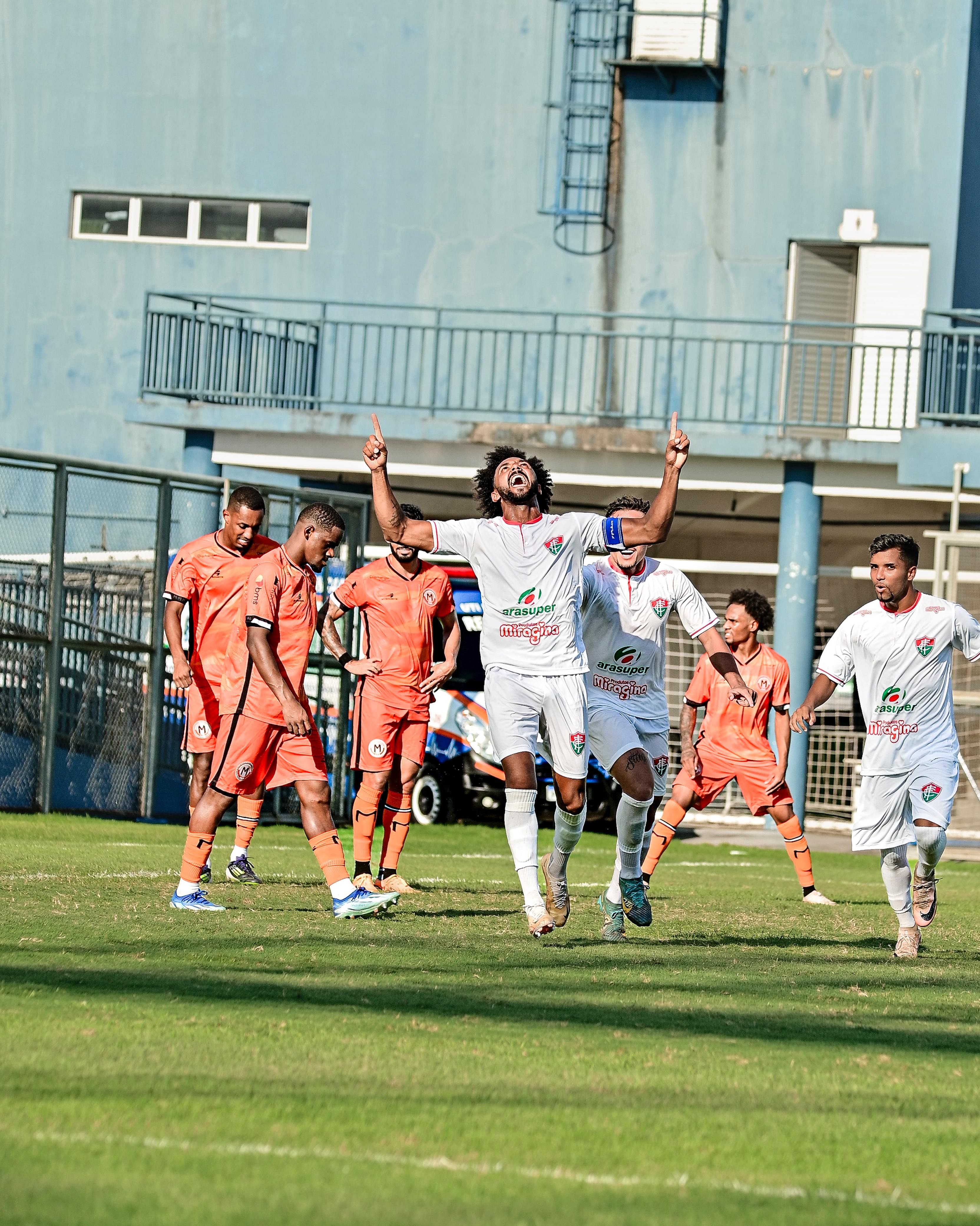 Autor de gol, capitão exalta ponto somado fora de casa em estreia na ...