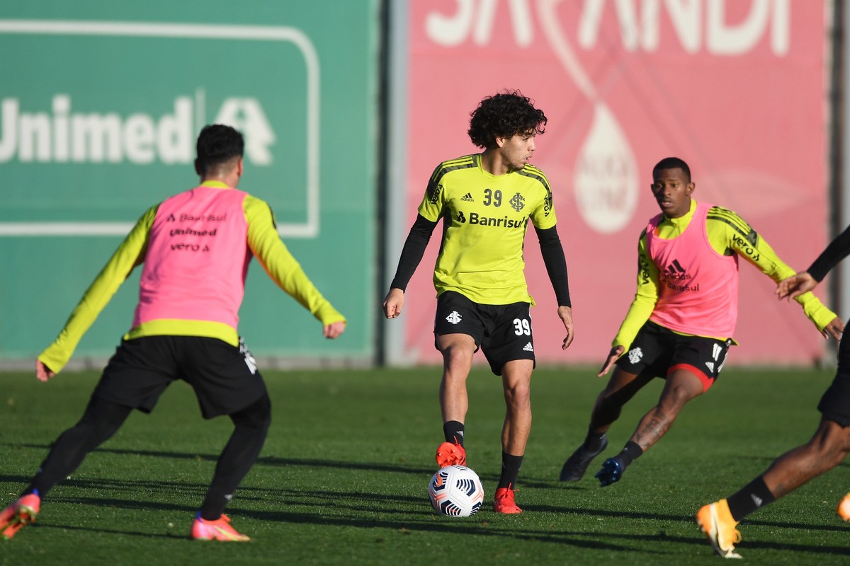 Fora até do banco, Nonato completa um mês sem atuar pelo Inter e espera ...