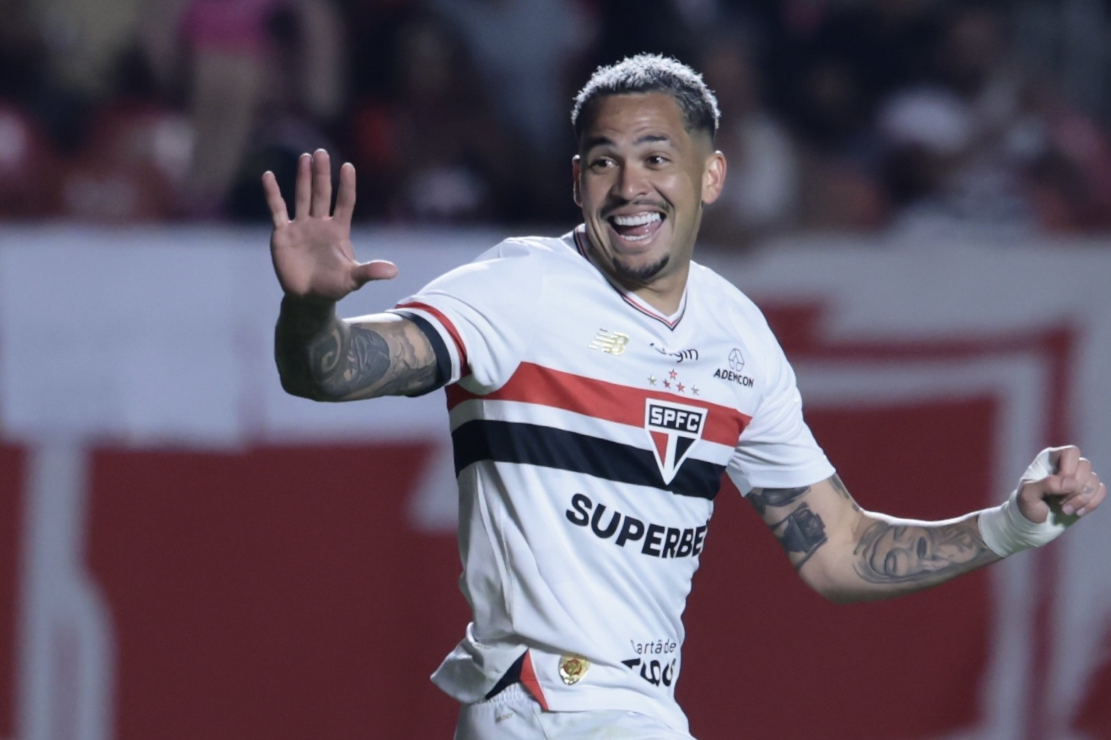 Luciano marca contra o Bahia, assume a artilharia do ano e chega a 100 ...