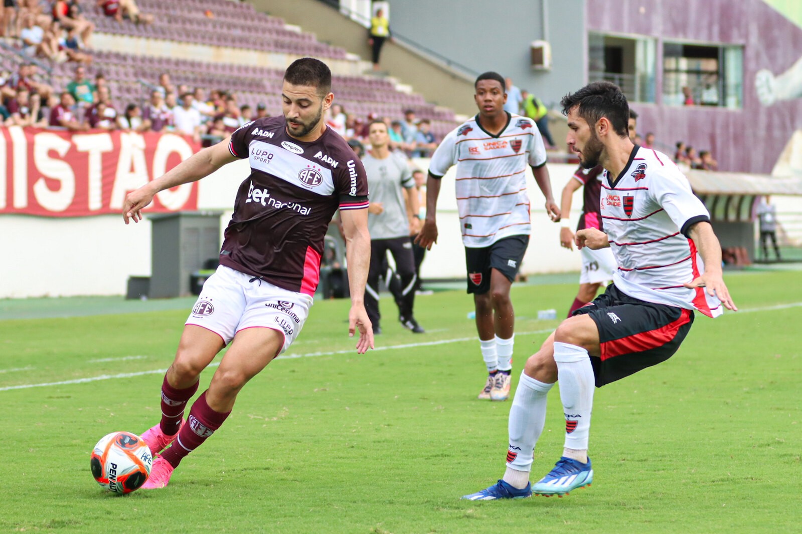 Oeste vence Ferroviária fora e soma primeiros pontos na A2