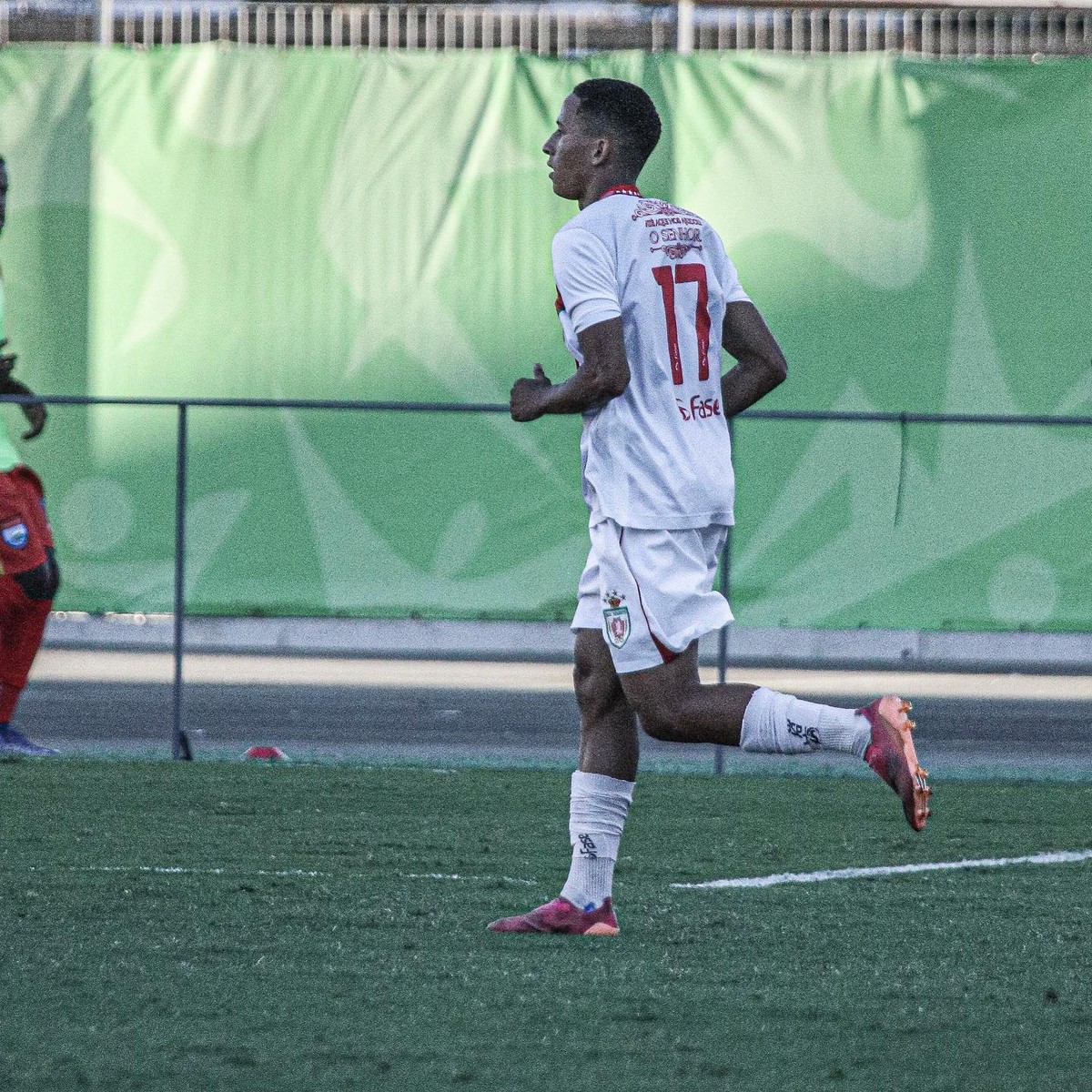 Alex Júnior comemora primeiro gol como profissional e mais ...