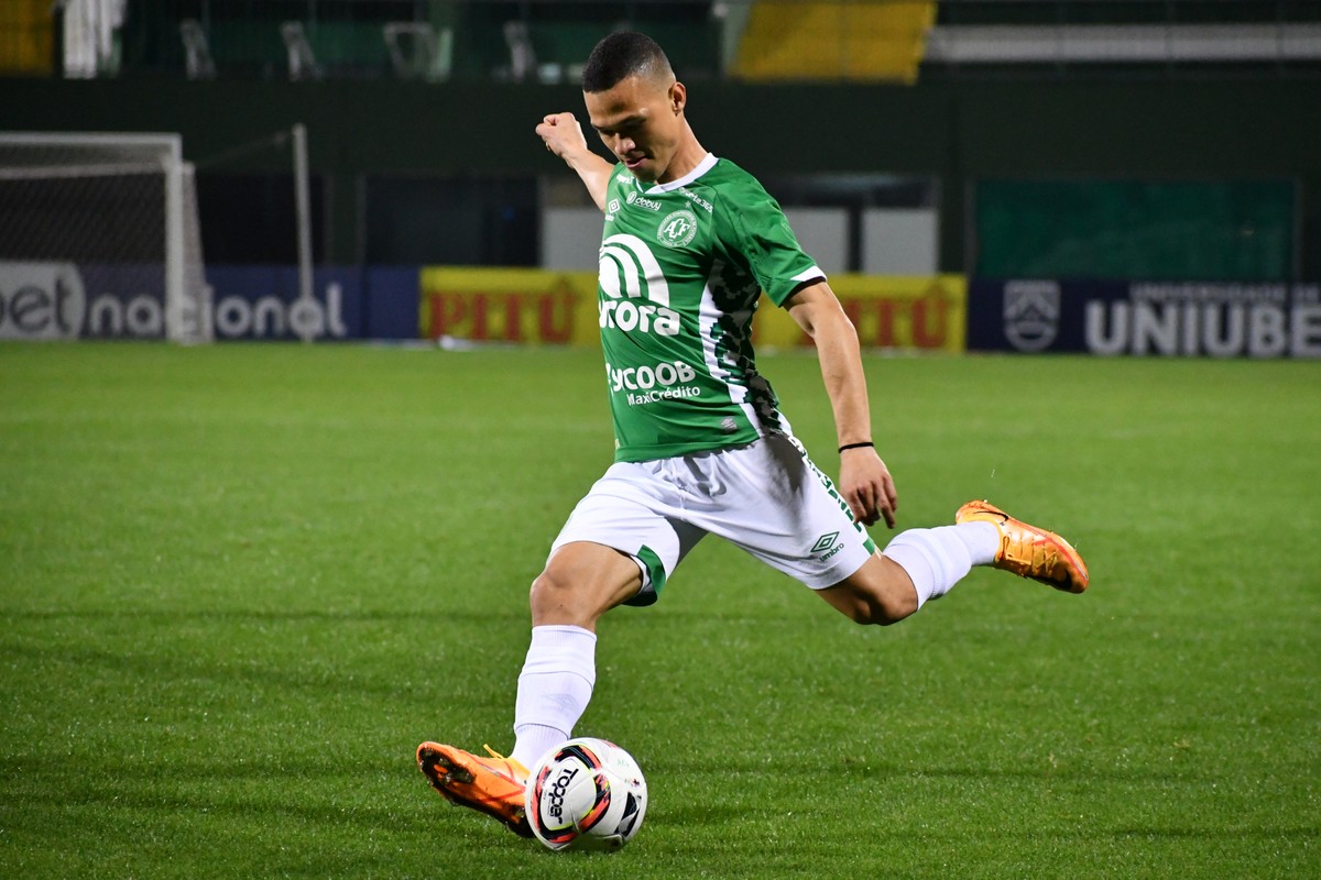 Darlan estreia na Chapecoense como titular e garante espaço no elenco ...