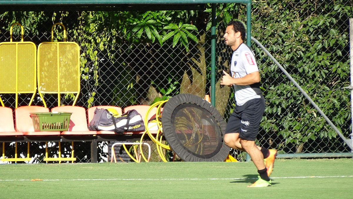 Fred faz trabalho físico, ajuda em treino e se mostra pronto para quarta