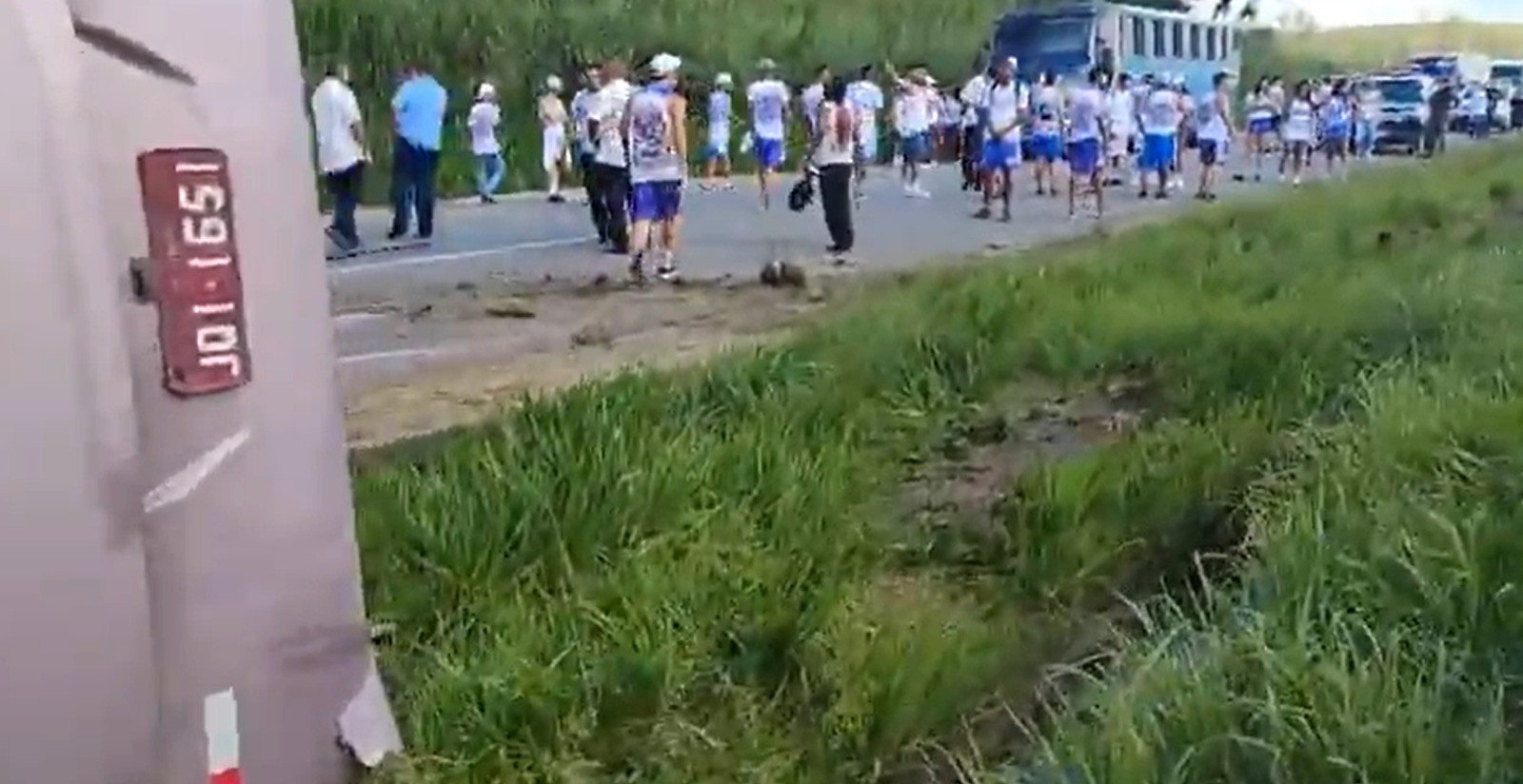 Ônibus com torcedores de organizada do Bahia tomba na BR-101 | Ge