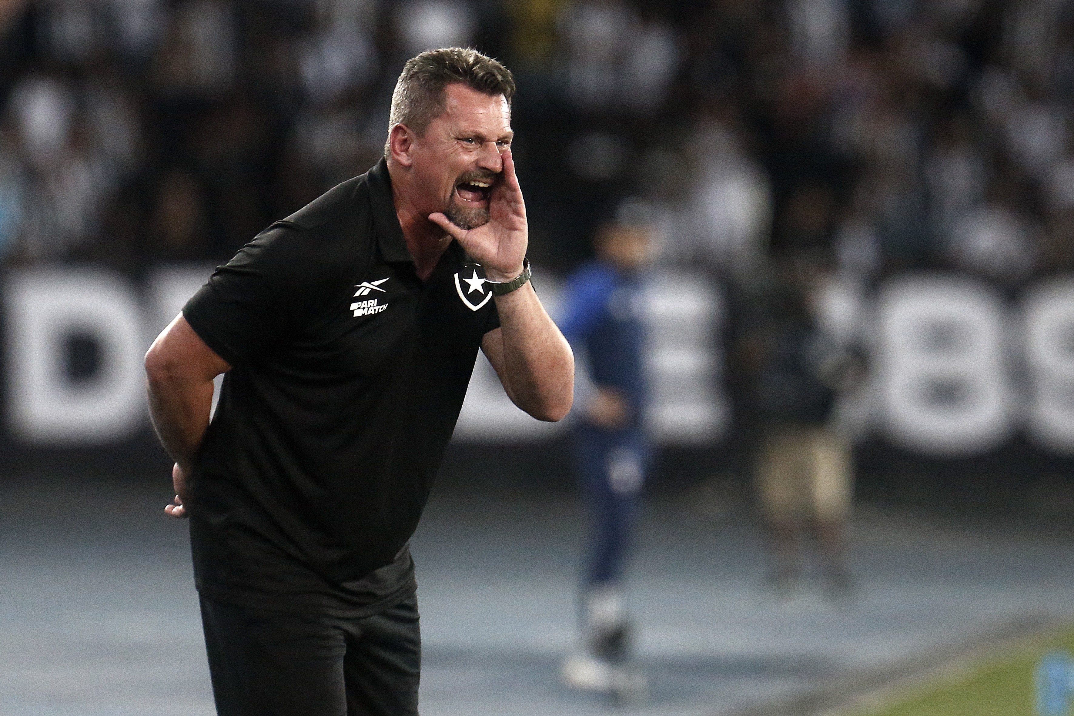 Fábio Matias recebe do Botafogo a medalha de campeão da Libertadores e ...