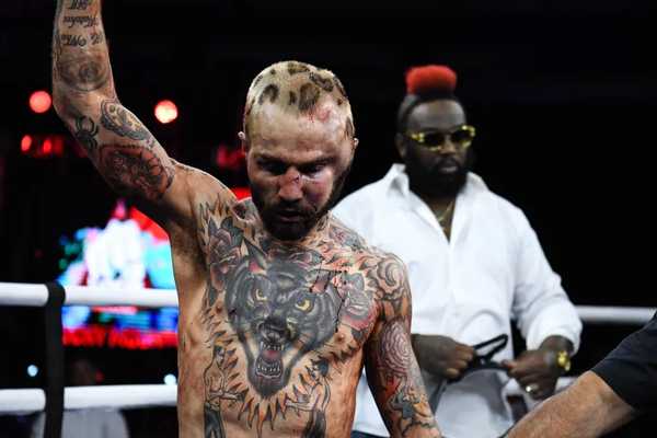 Imagem forte! Lutador fica com inchaço na cabeça em luta de boxe sem ...
