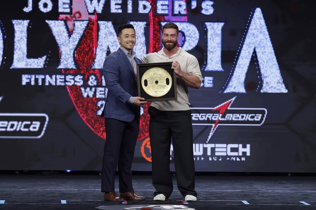 CBum recebe placa como homenagem após aposentadoria | Ge