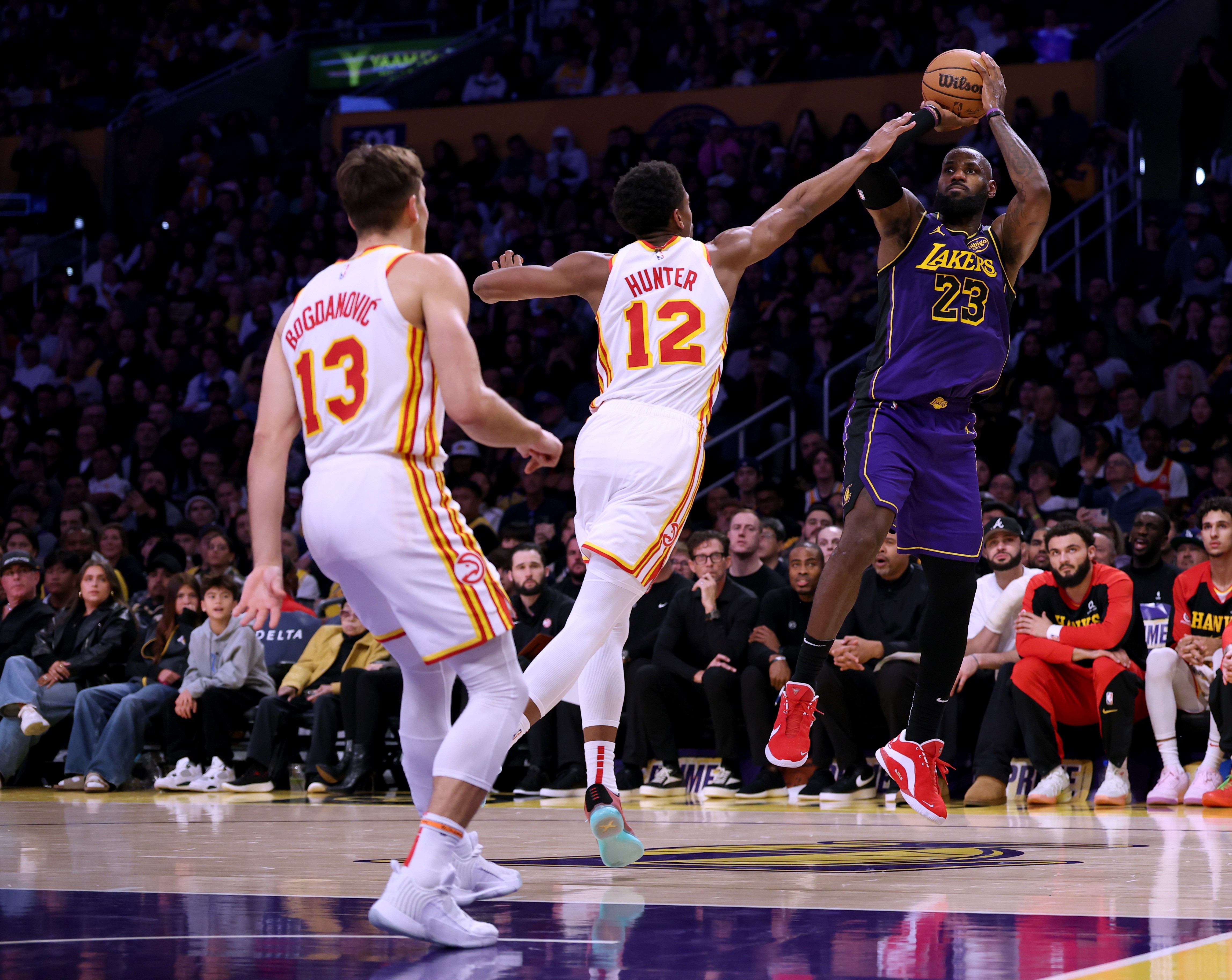 LeBron ultrapassa Michael Jordan e se torna o jogador com mais jogos de ...