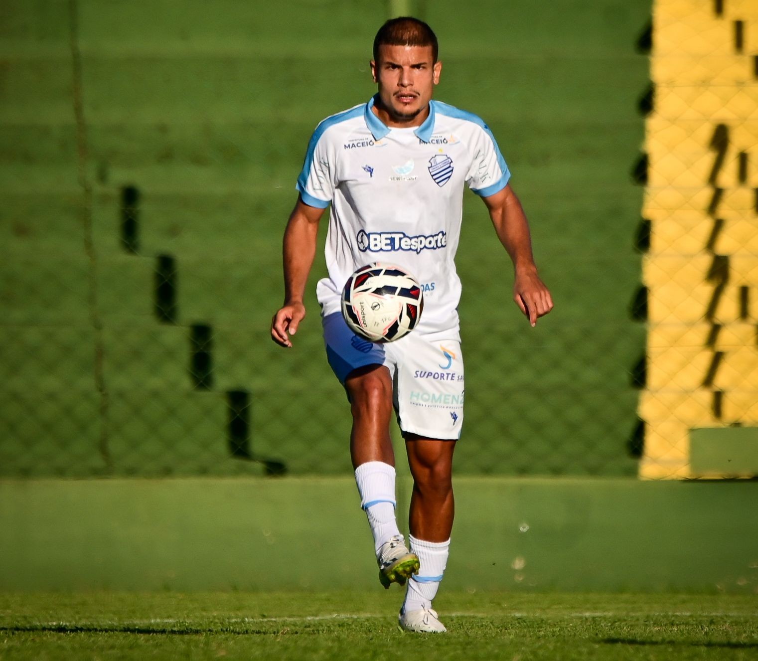 Lateral Felipe Albuquerque desfalca CSA contra o Maringá