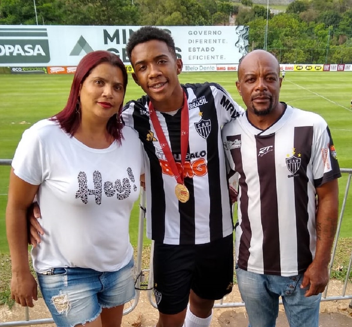Após ano com a família, zagueiro de Santos Dumont retoma treinos na base do Atlético-MG ...