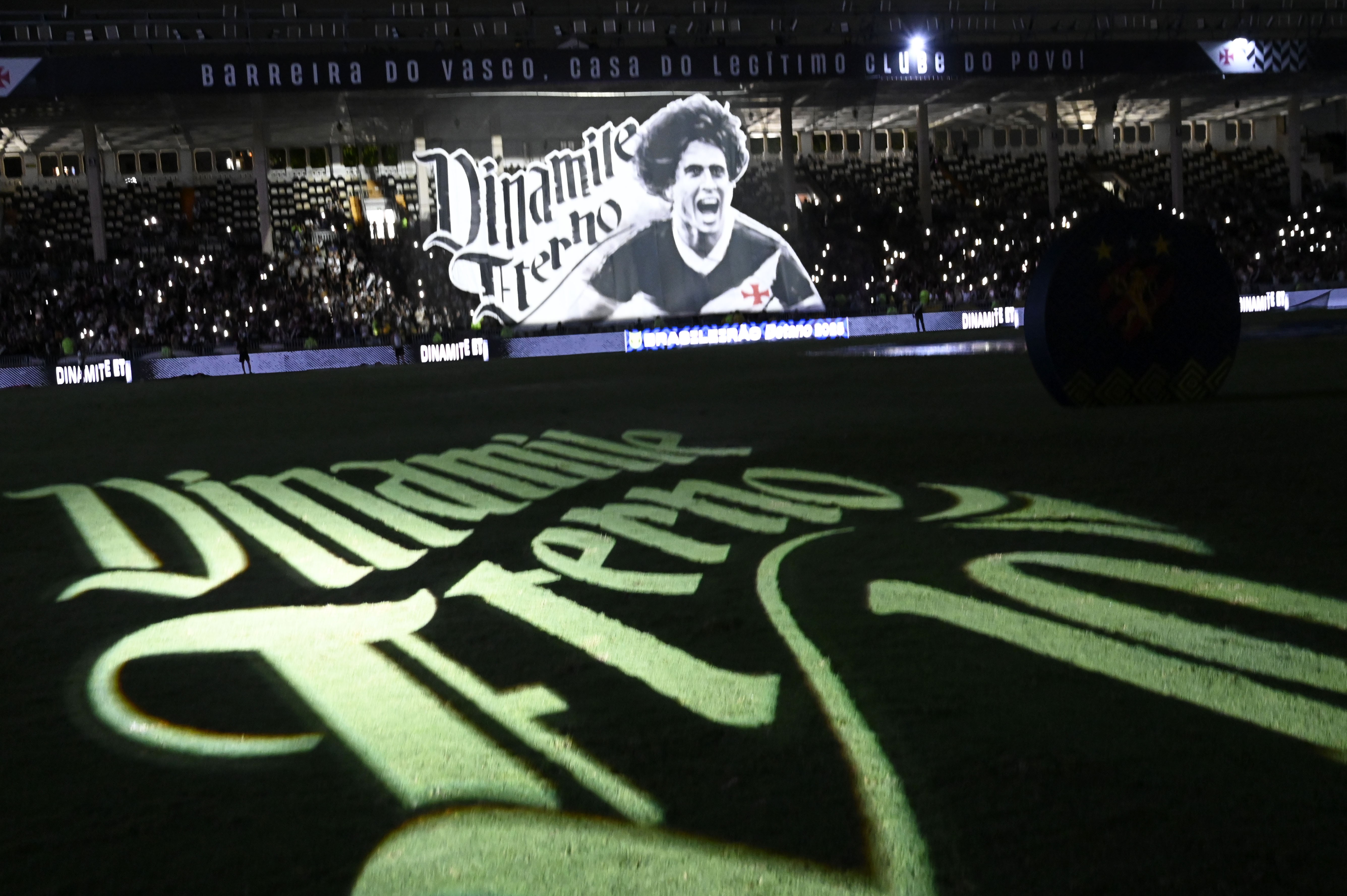 Roberto Dinamite é homenageado pelo Vasco com show de luzes, mosaico e ...