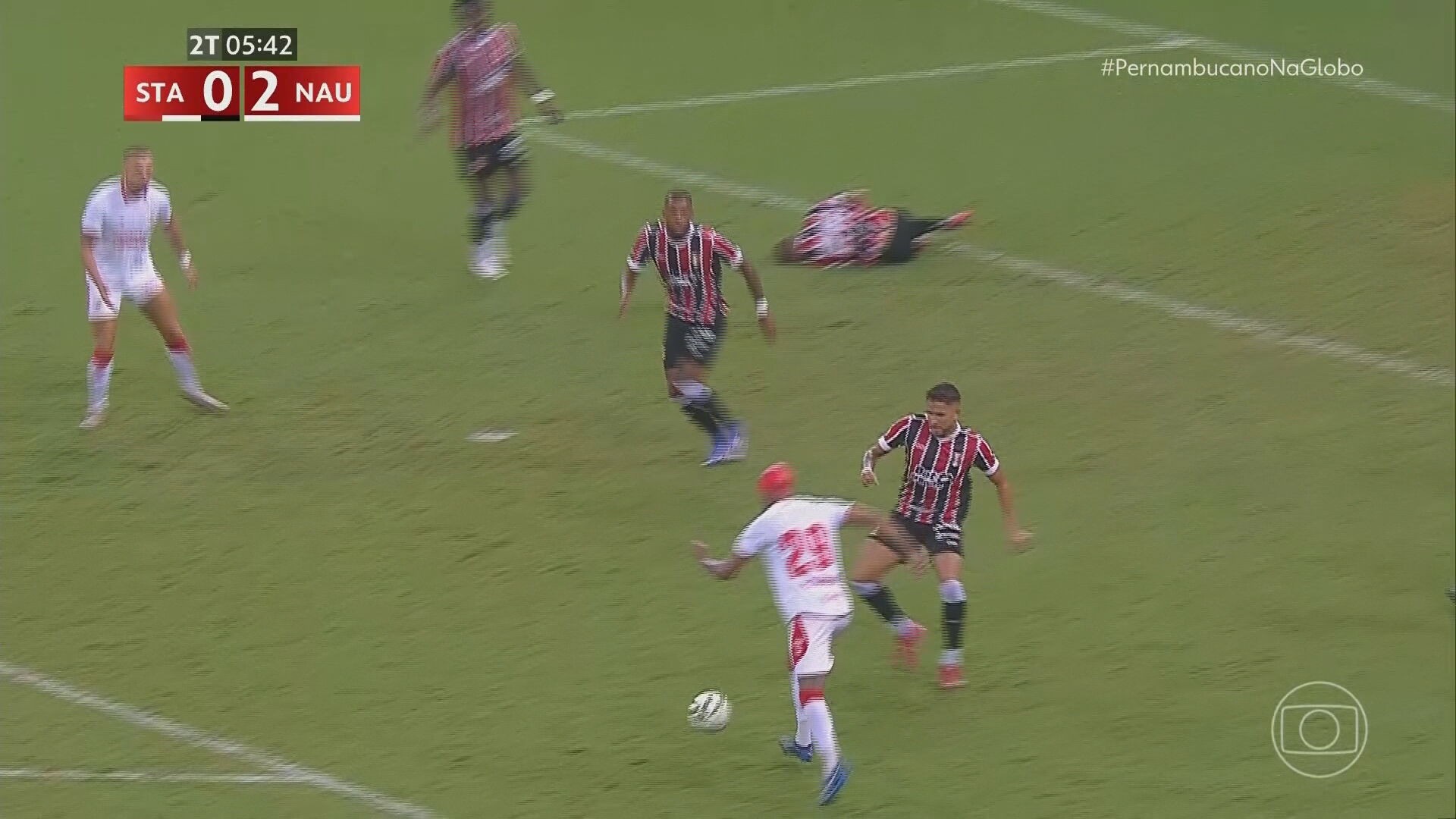 Polêmica: Gol do Náutico com jogador do Santa Cruz caído | Ge