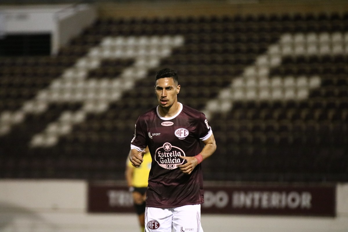 Titular com Elano em 2021, Júlio Vitor retorna à Ferroviária após ...